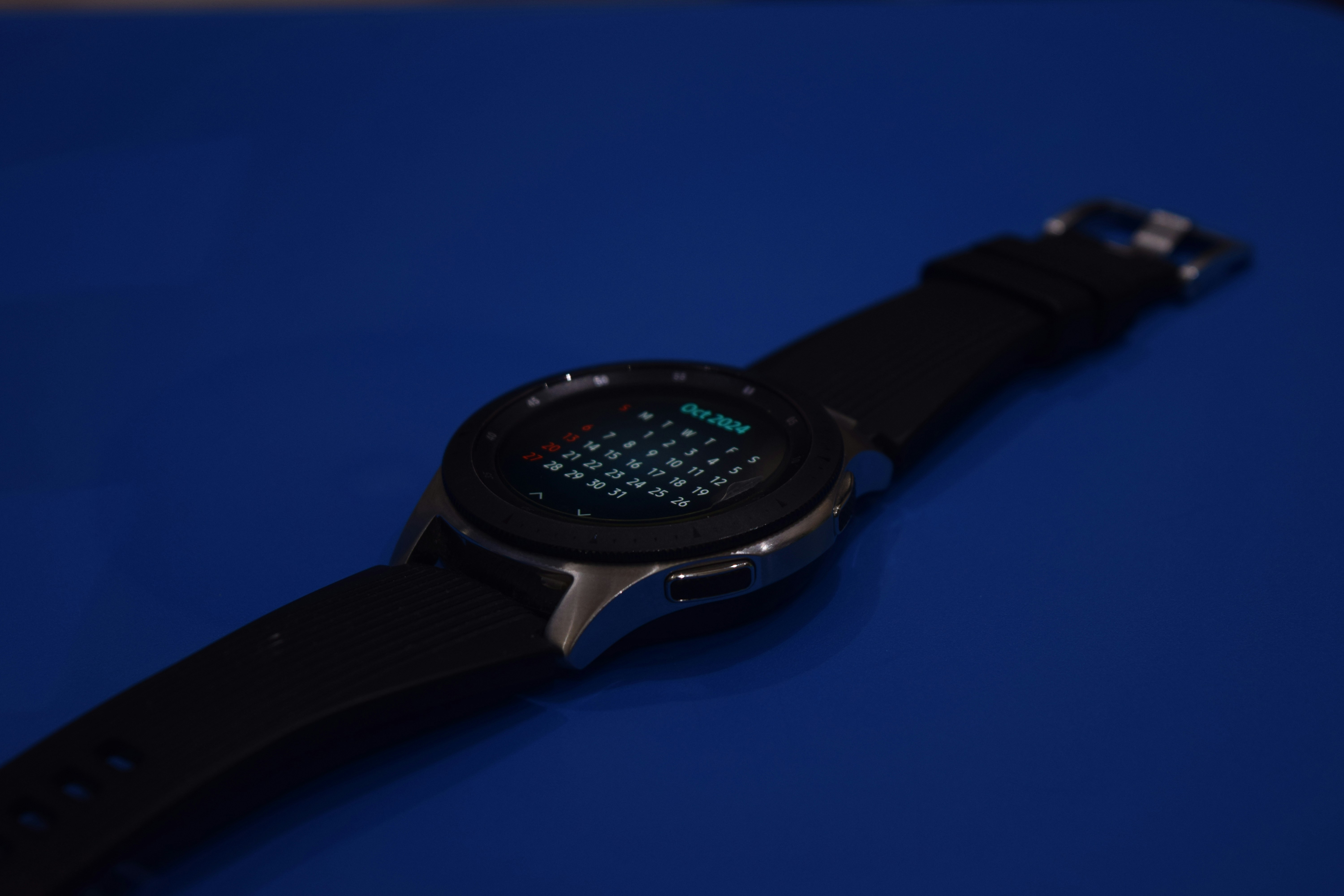 Indigo Quiet: A Circular Smartwatch on a Slate-Blue Surface