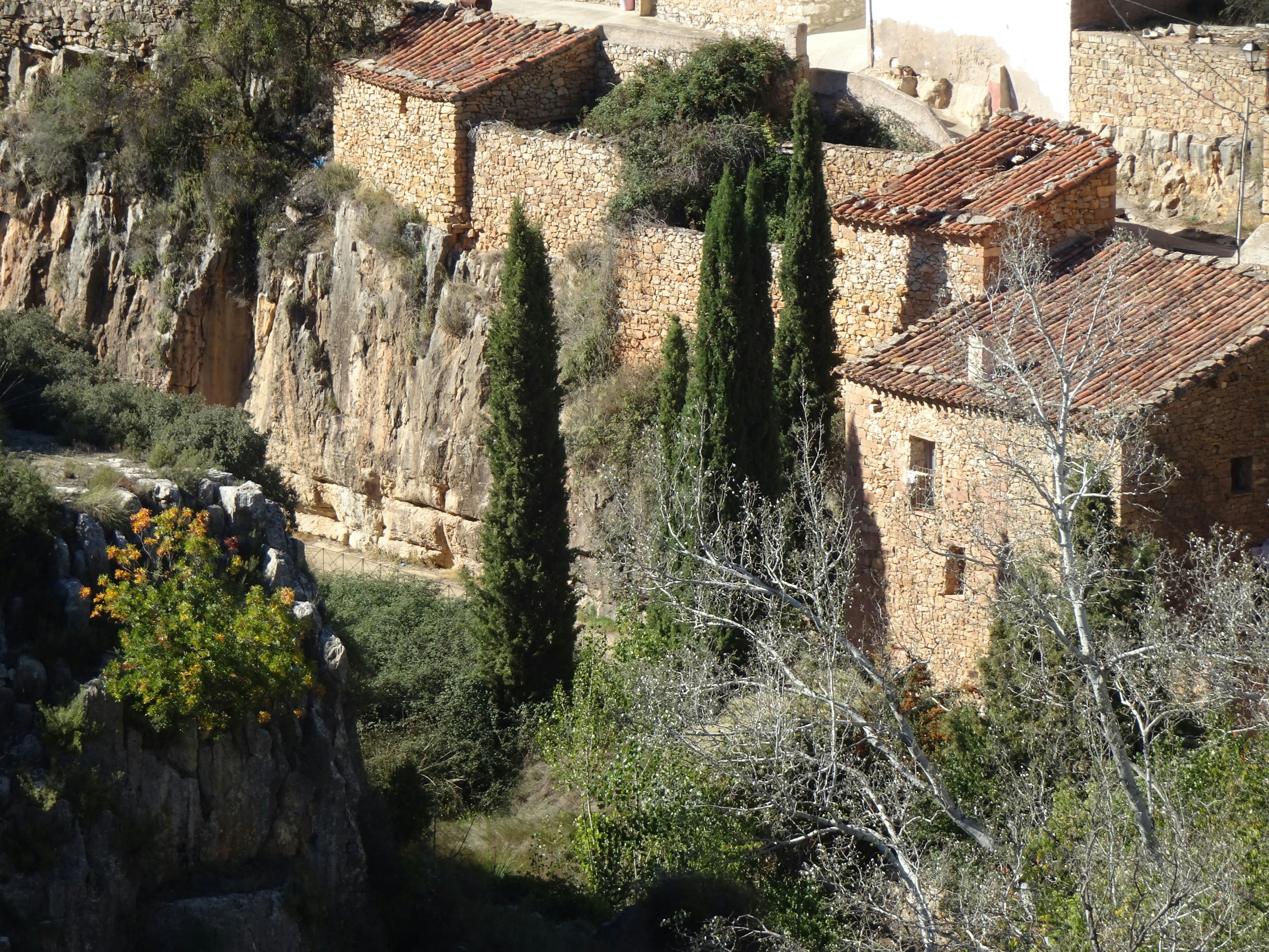 Casas sobre la ladera. | A small village nestled on the side of a cliff