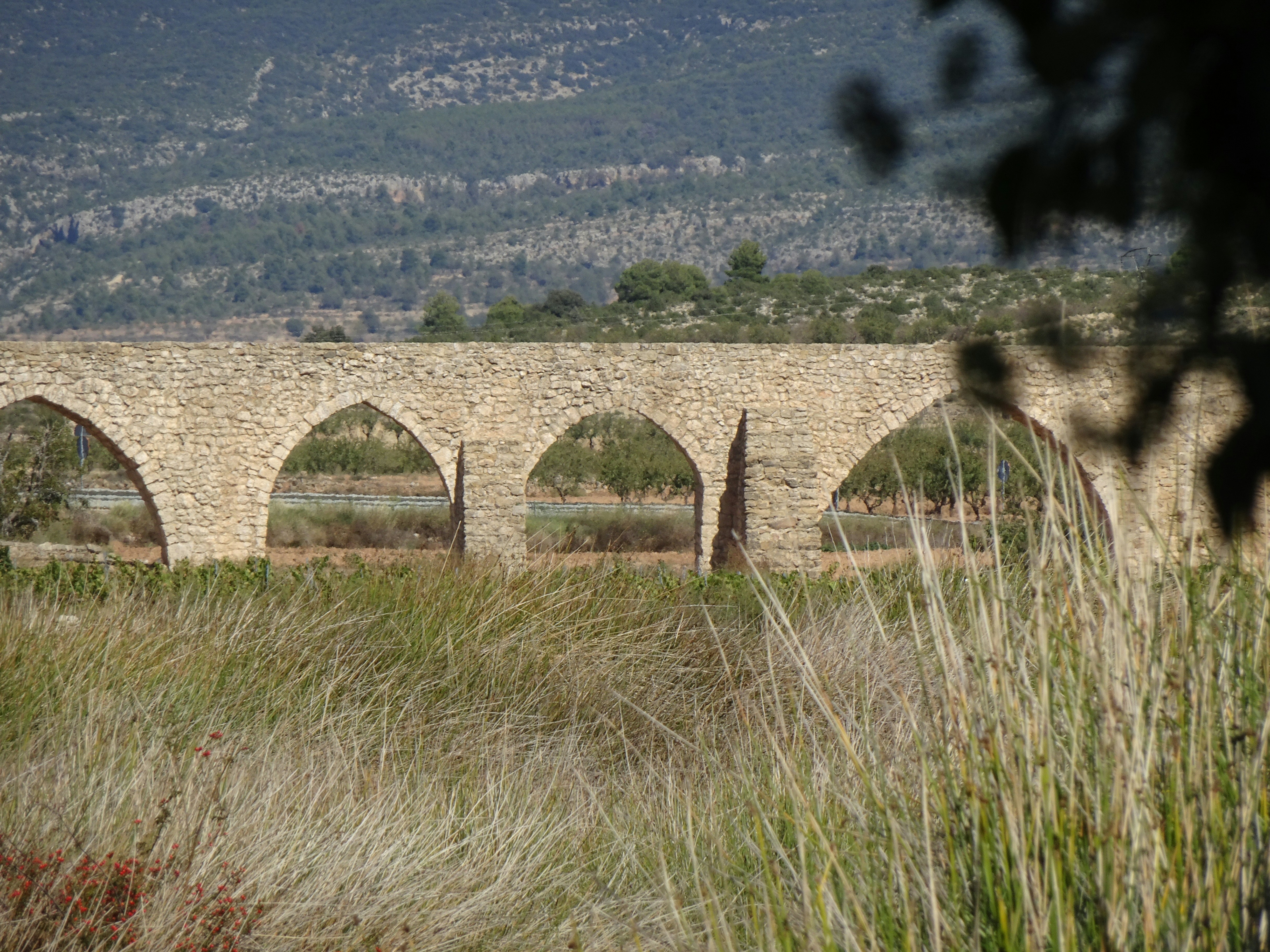 Antiguo acueducto restaurado en Alpuente.