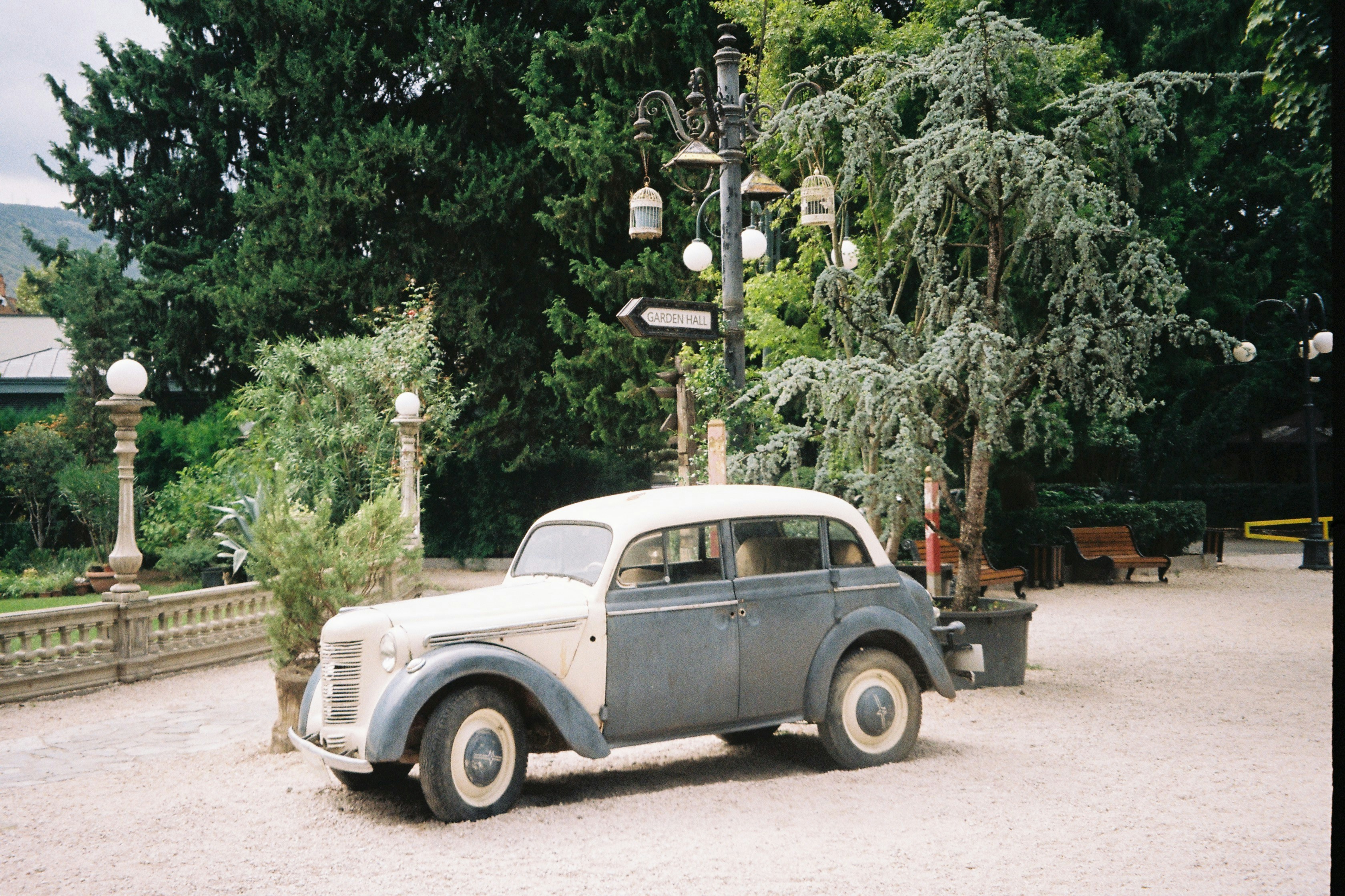 An old car is parked in a parking lot photo – Free Car Image on Unsplash