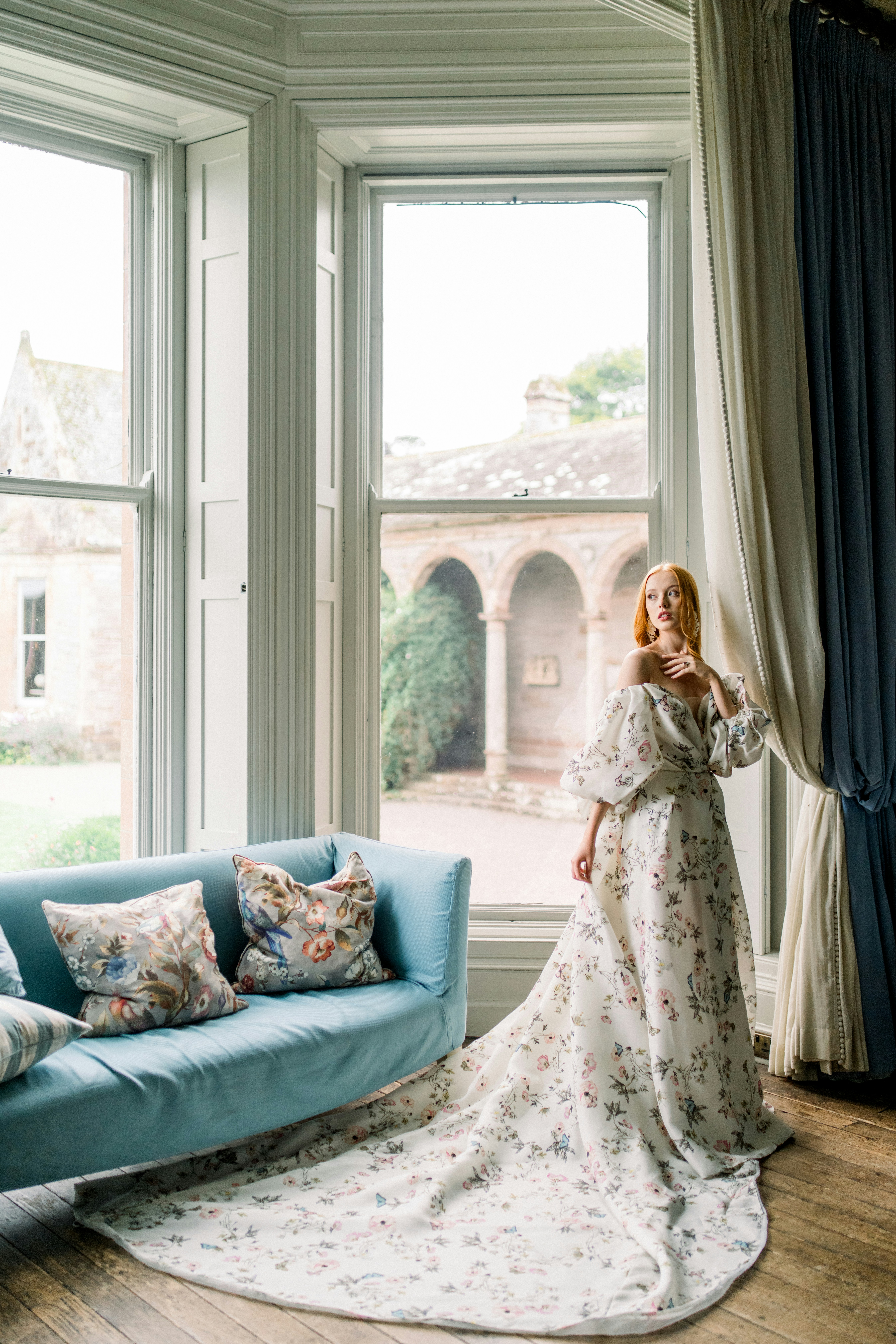 Une femme en robe longue debout devant une fenêtre photo – Image ...