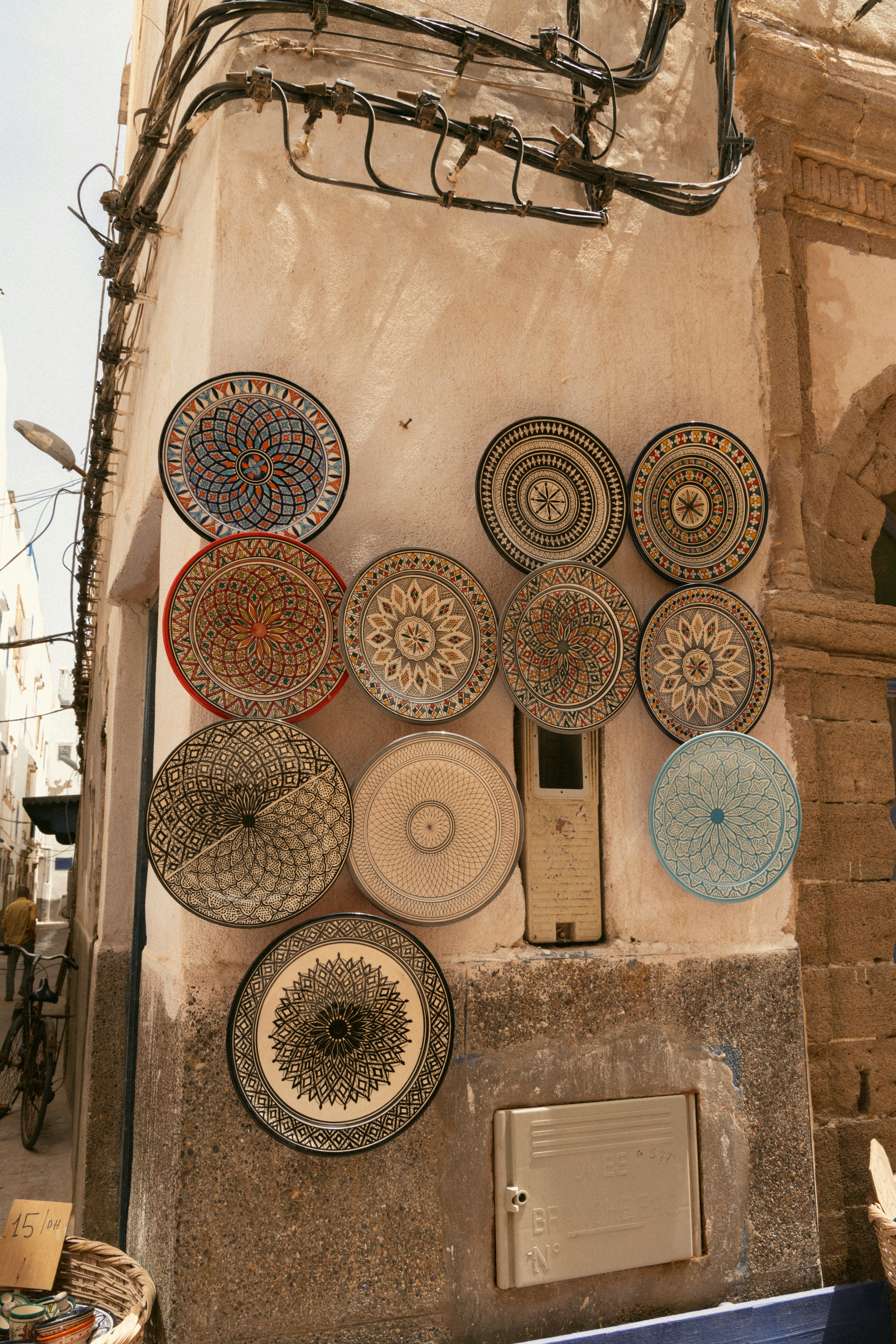 A bunch of plates that are on a wall photo – Free Art Image on Unsplash