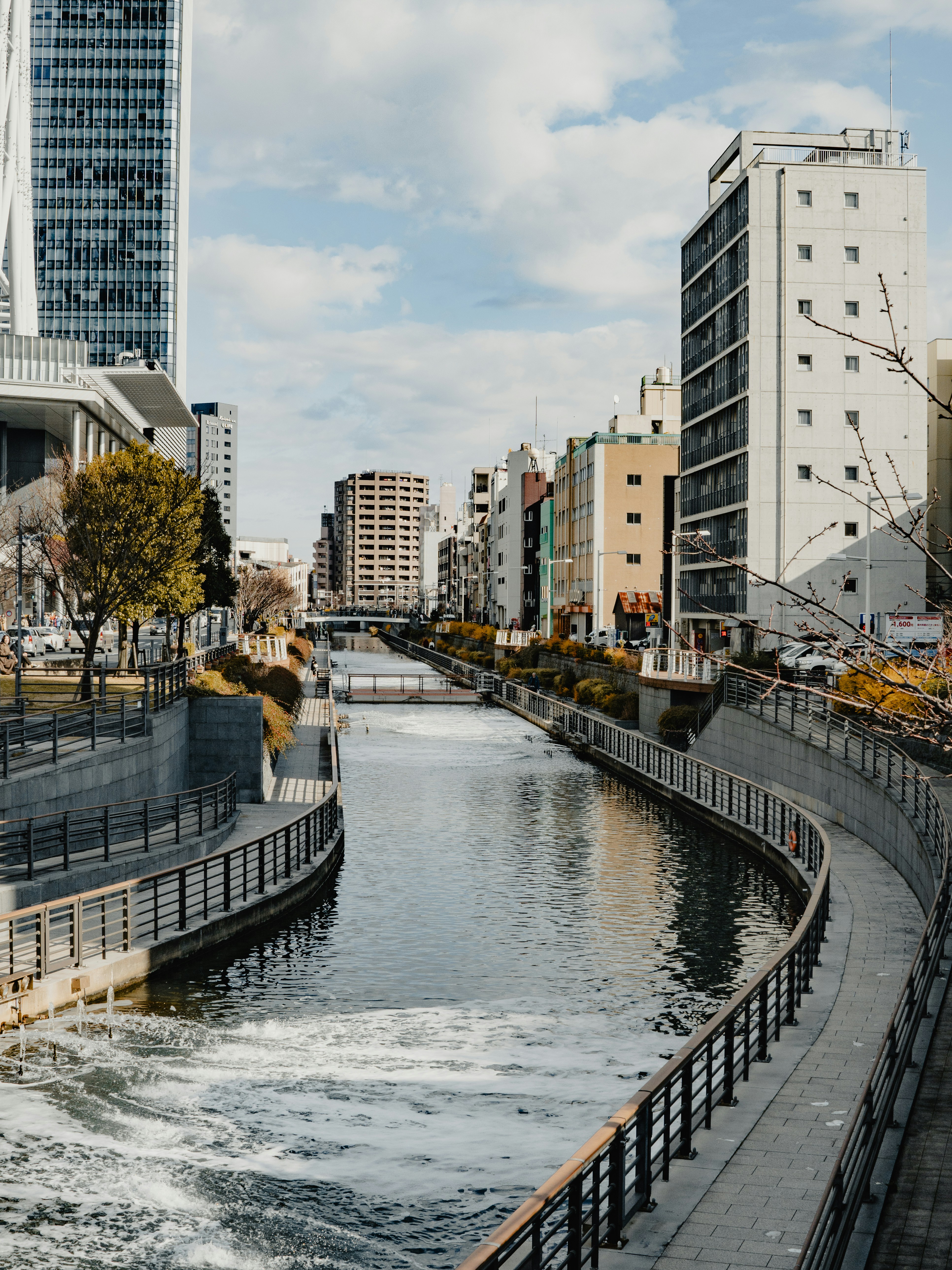 A river running through a city next to tall buildings photo – Free ...