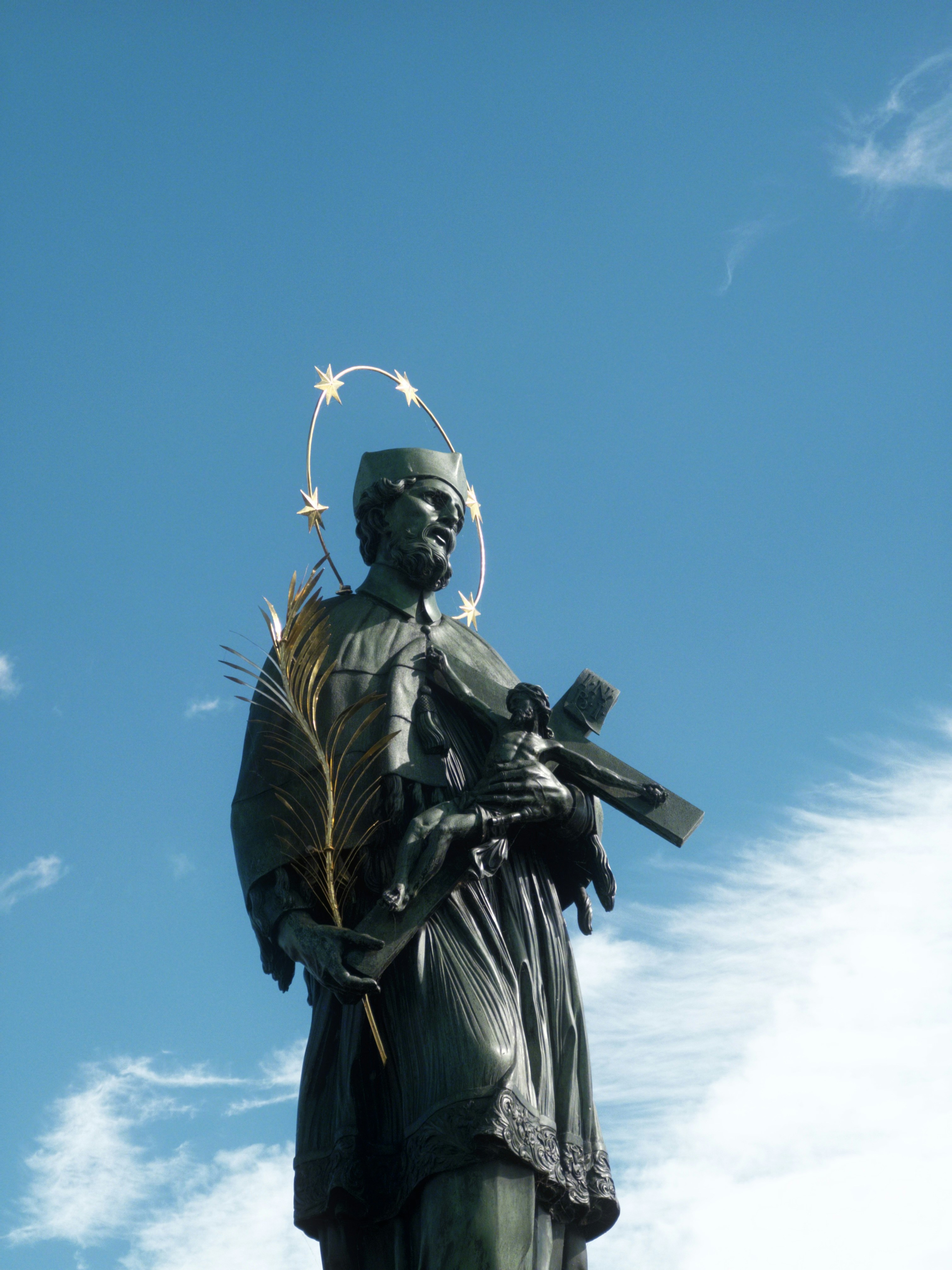 A statue of a man holding a star in his hand photo – Free Charles ...