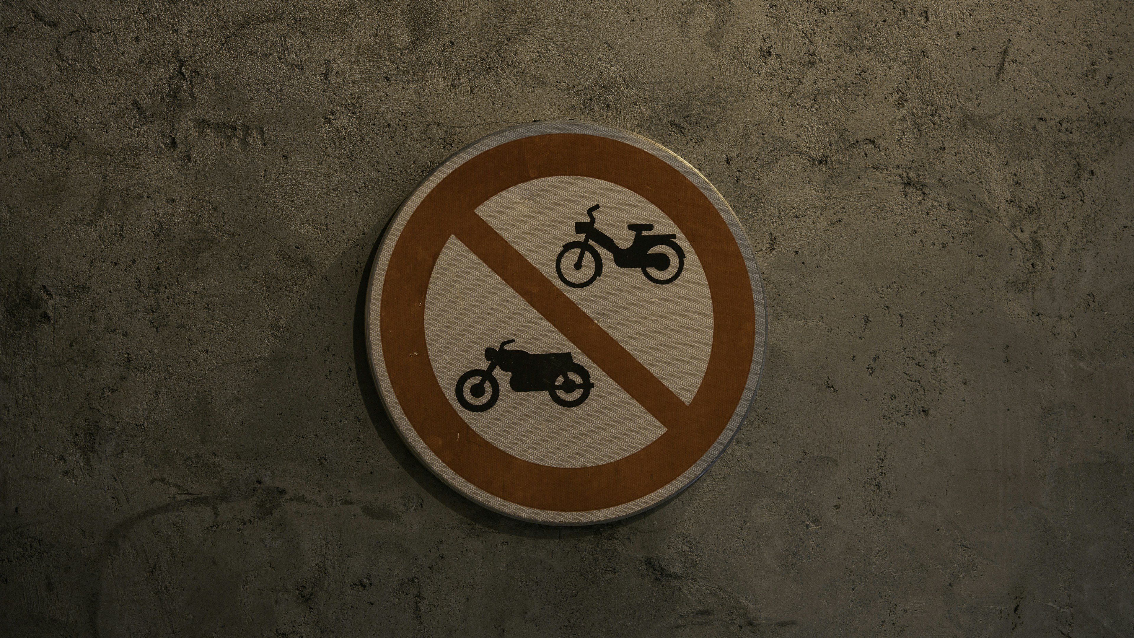 A no motorcycles allowed sign on a wall photo – Free Bike Image on Unsplash