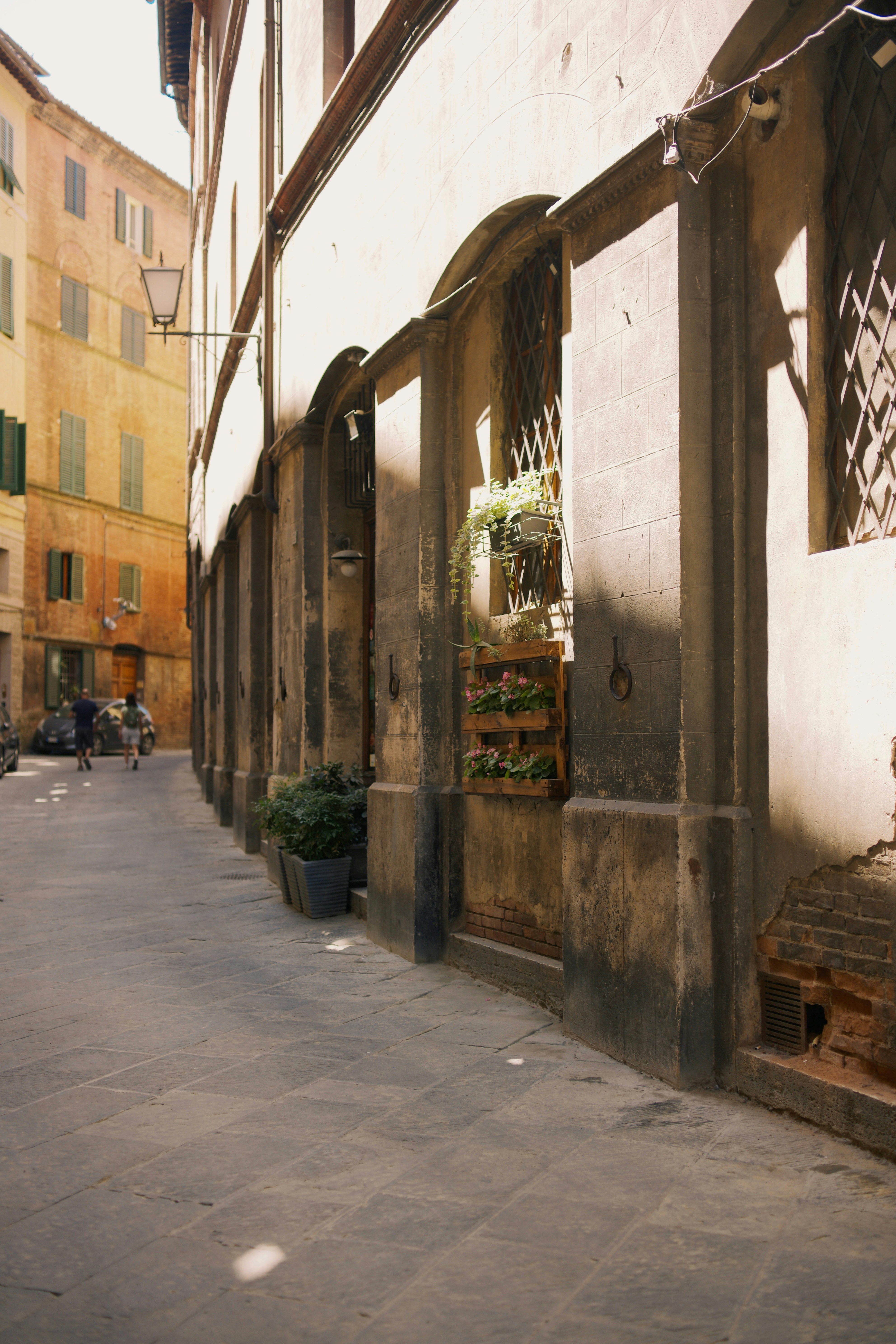 A narrow city street lined with tall buildings photo – Free City Image ...