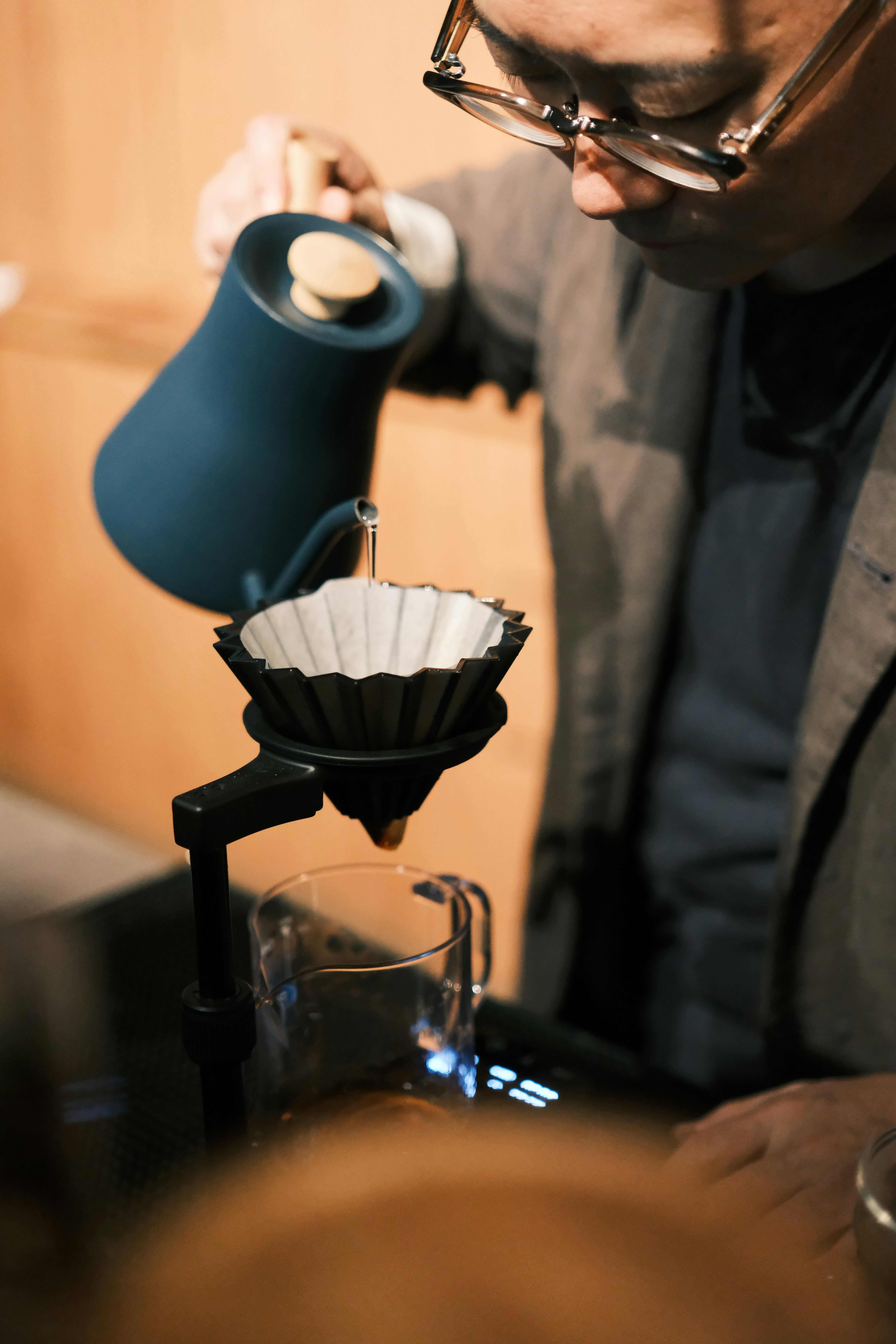 Measured Pour Under Warm Kitchen Light: A Pour-Over Moment