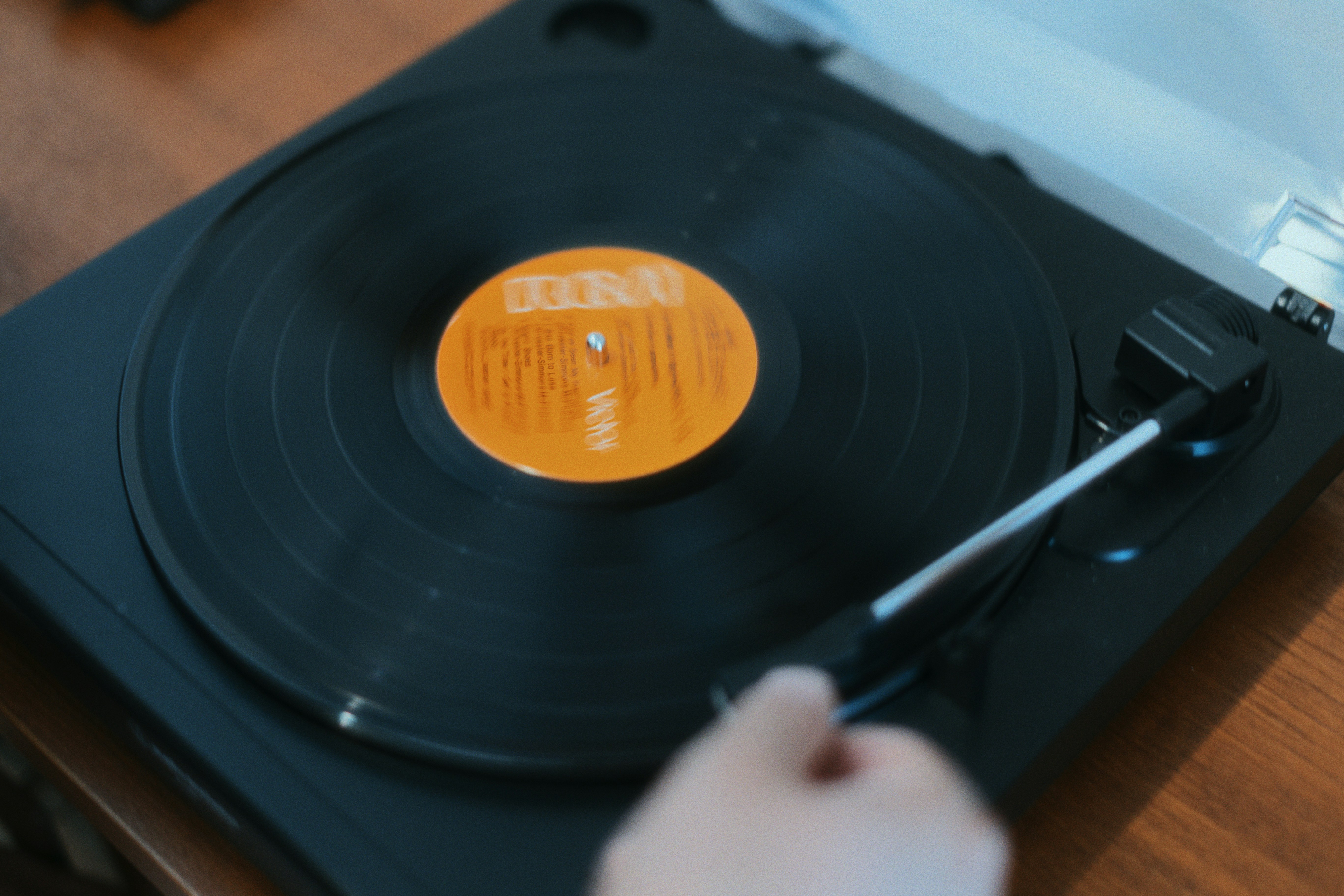A person holding a record player in their hand photo – Free Wheel Image ...