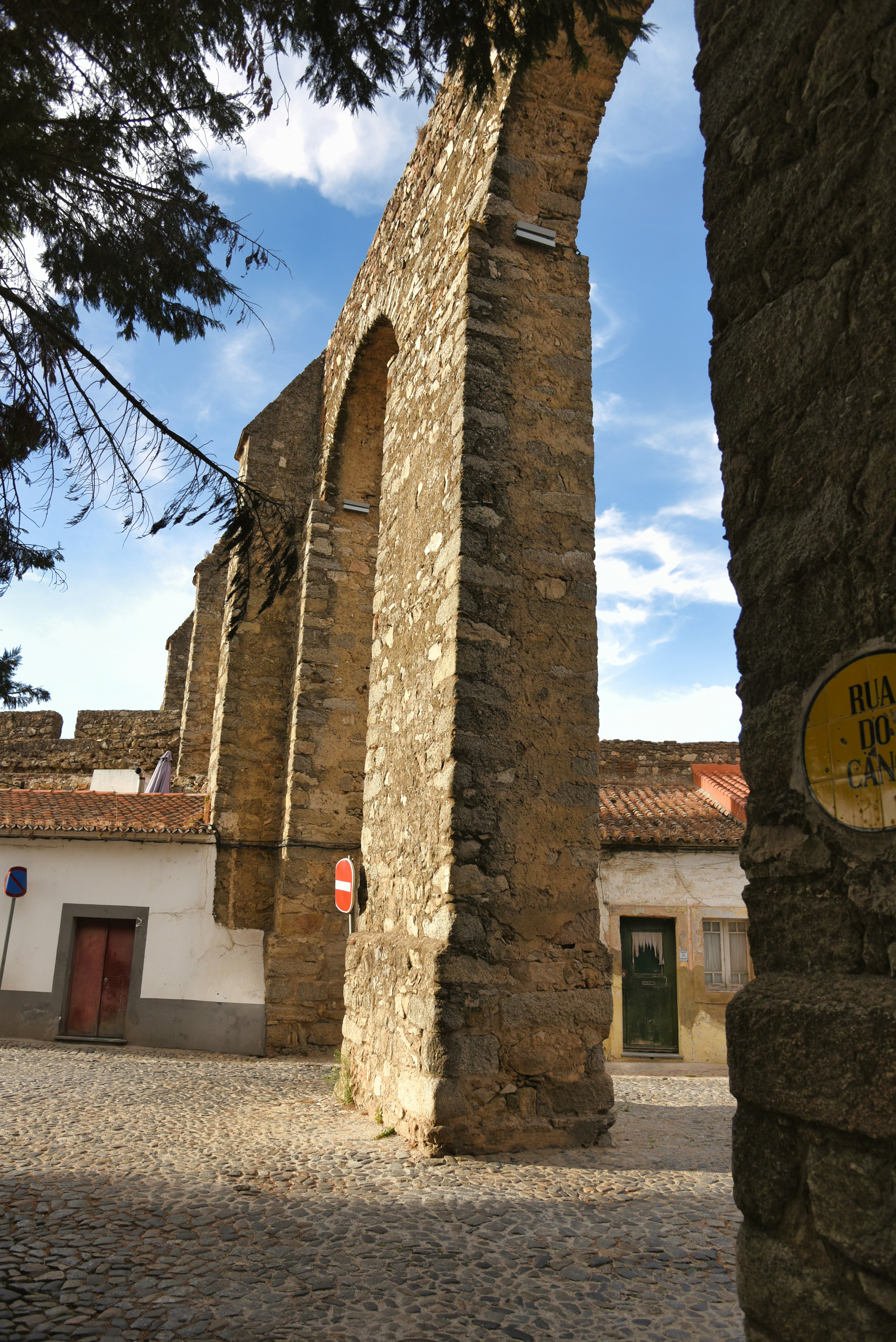 Un alto edificio de ladrillo sentado junto a un árbol foto – Imagen de ...