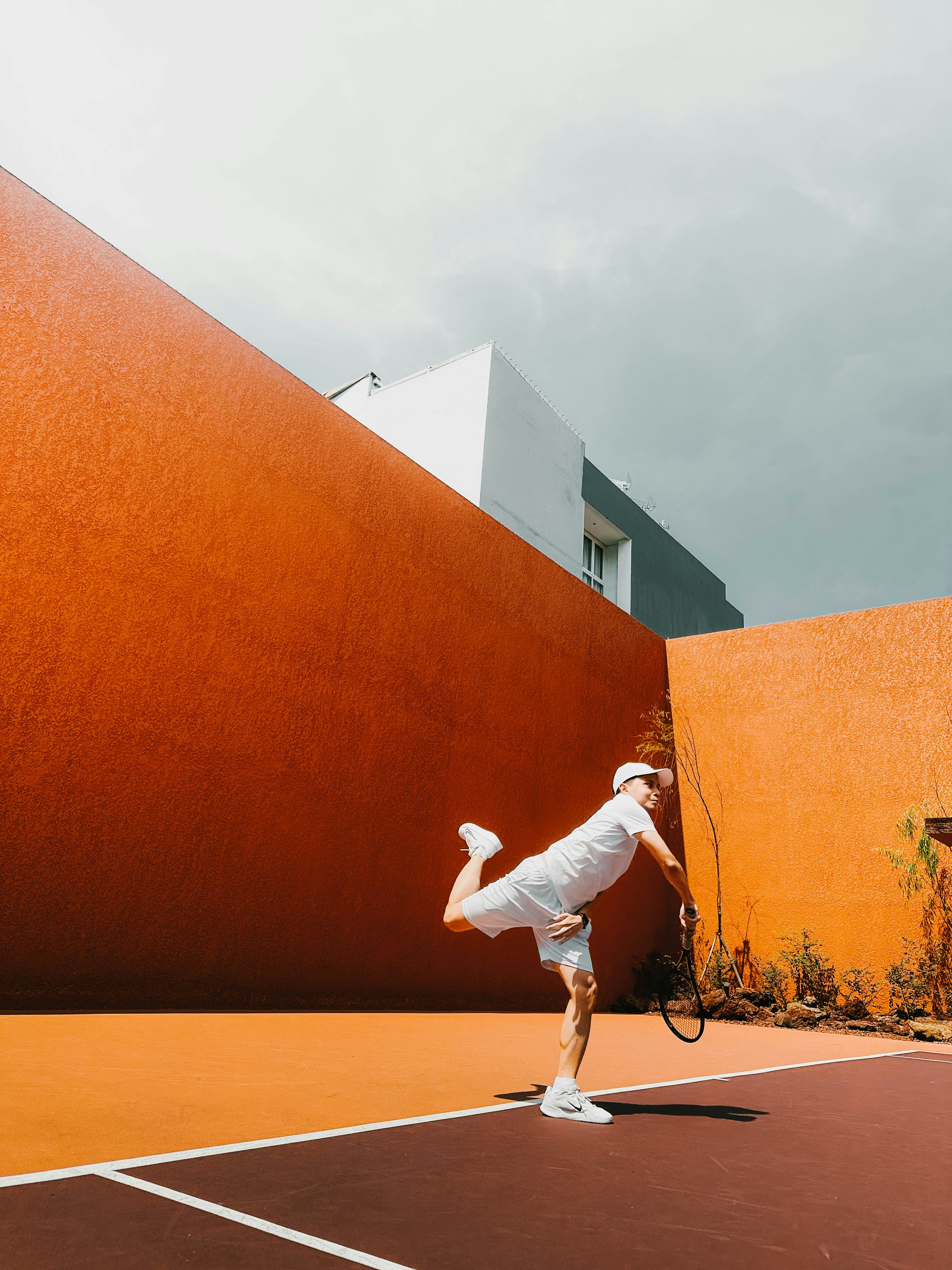 A man standing on a tennis court holding a racquet photo – Free Common ...