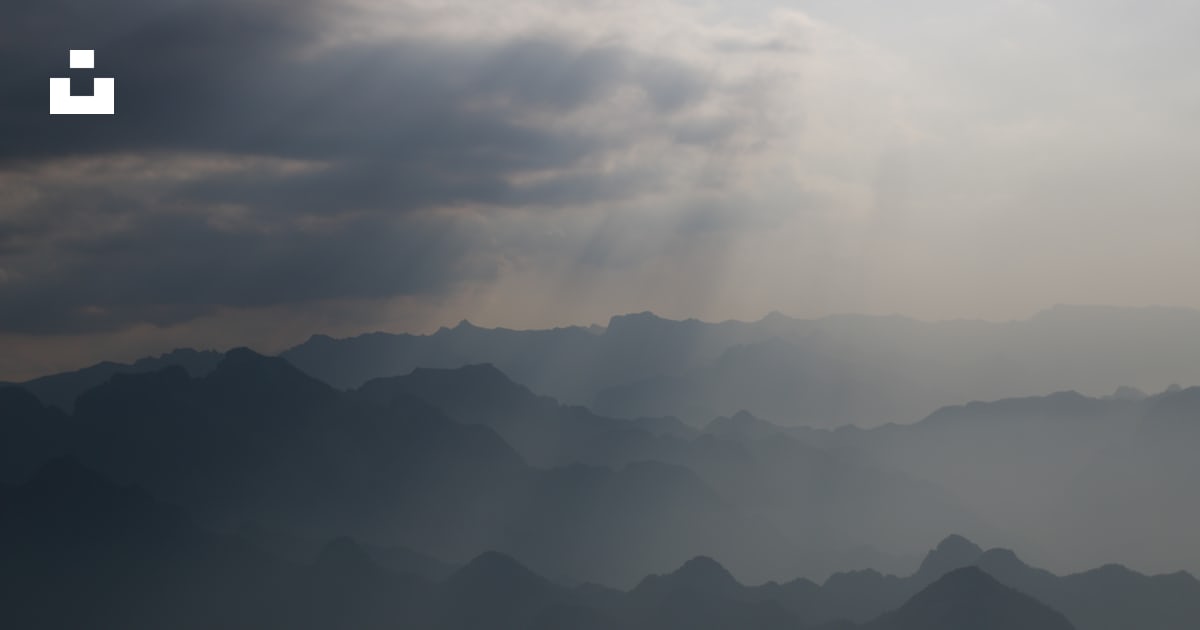 太陽は山の上の雲を通して輝いていますの写真 Unsplashの自然の無料画像