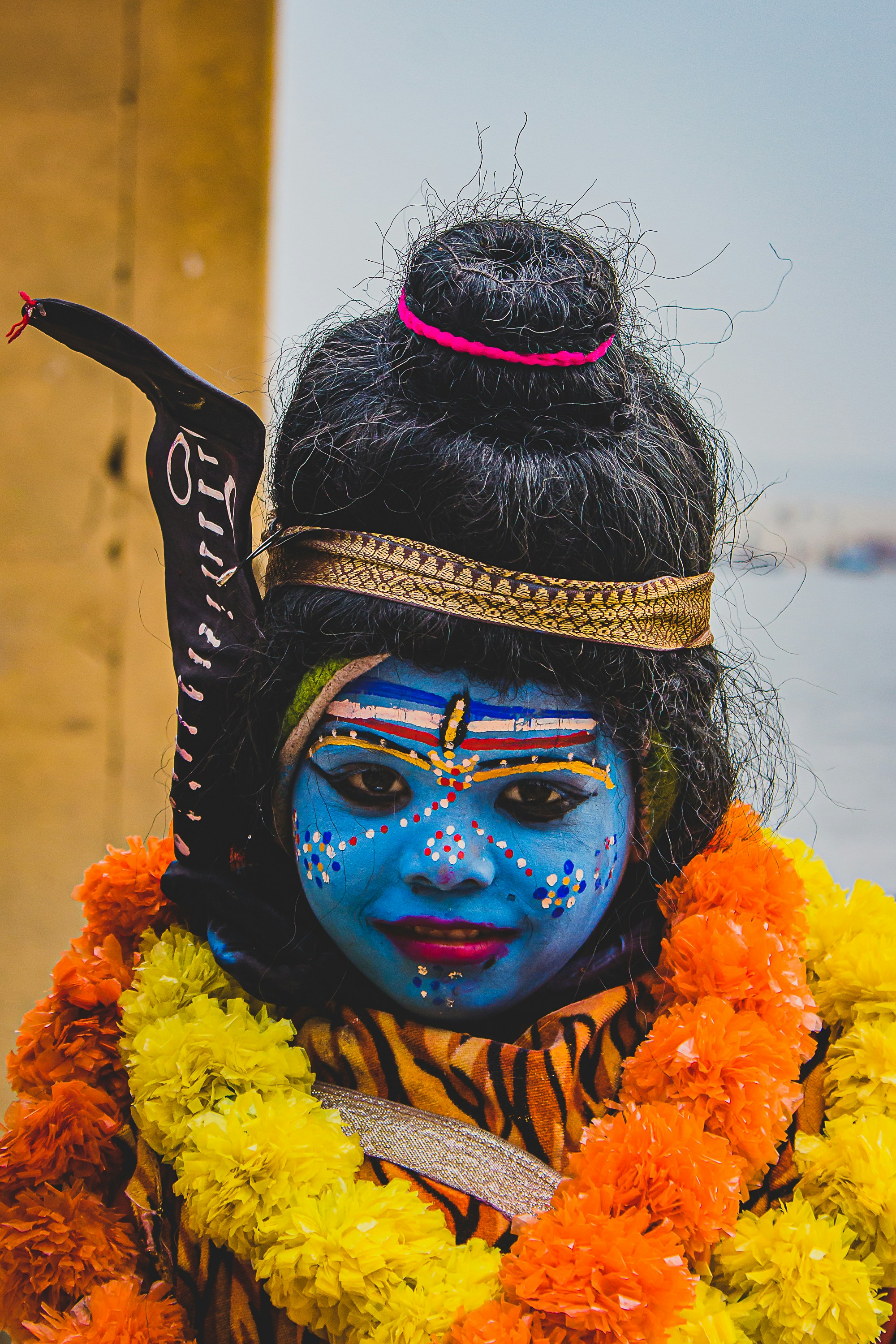 A woman with blue face paint and a garland around her neck photo – Free ...