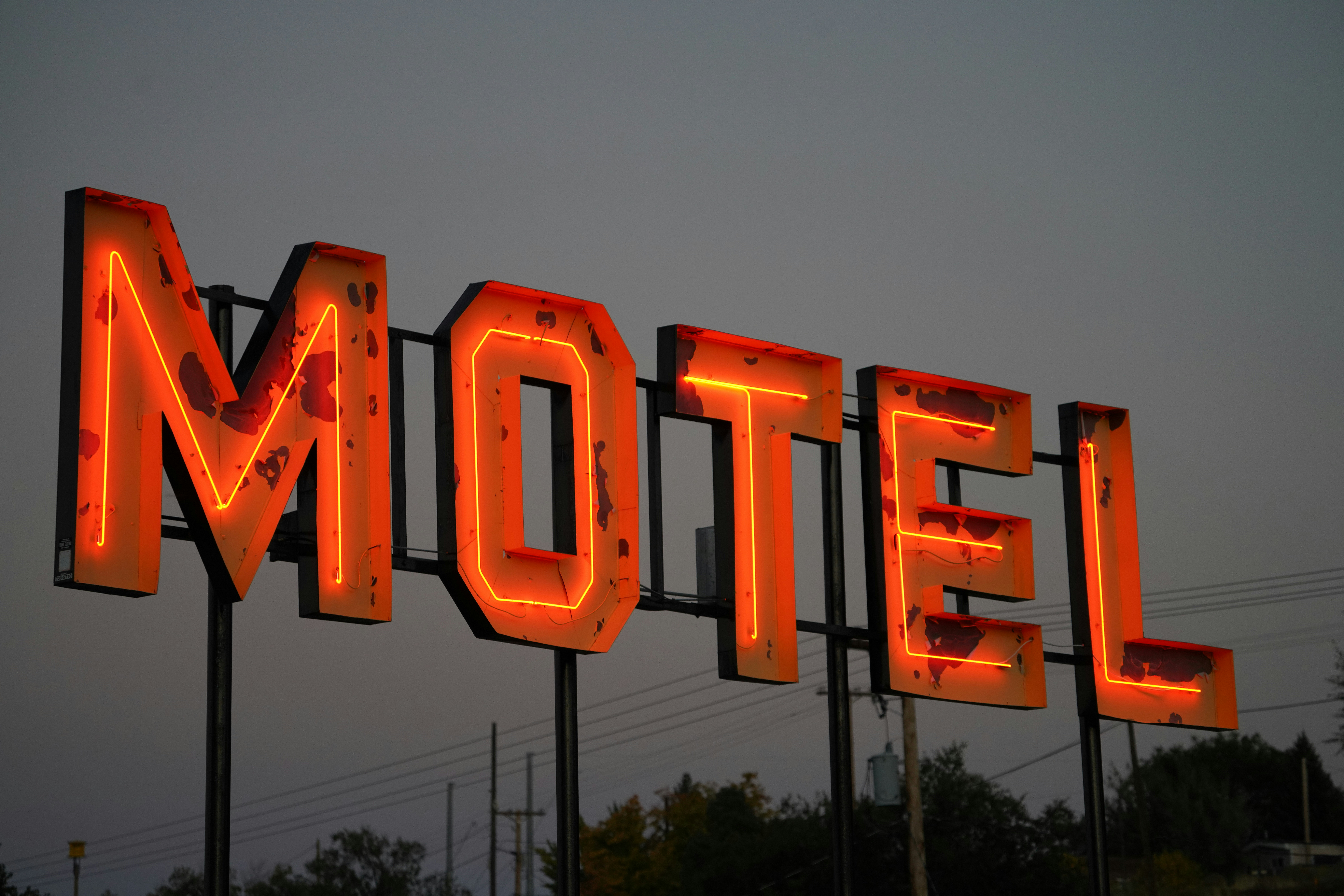 A motel sign lit up at night time photo – Free Vintage Image on Unsplash