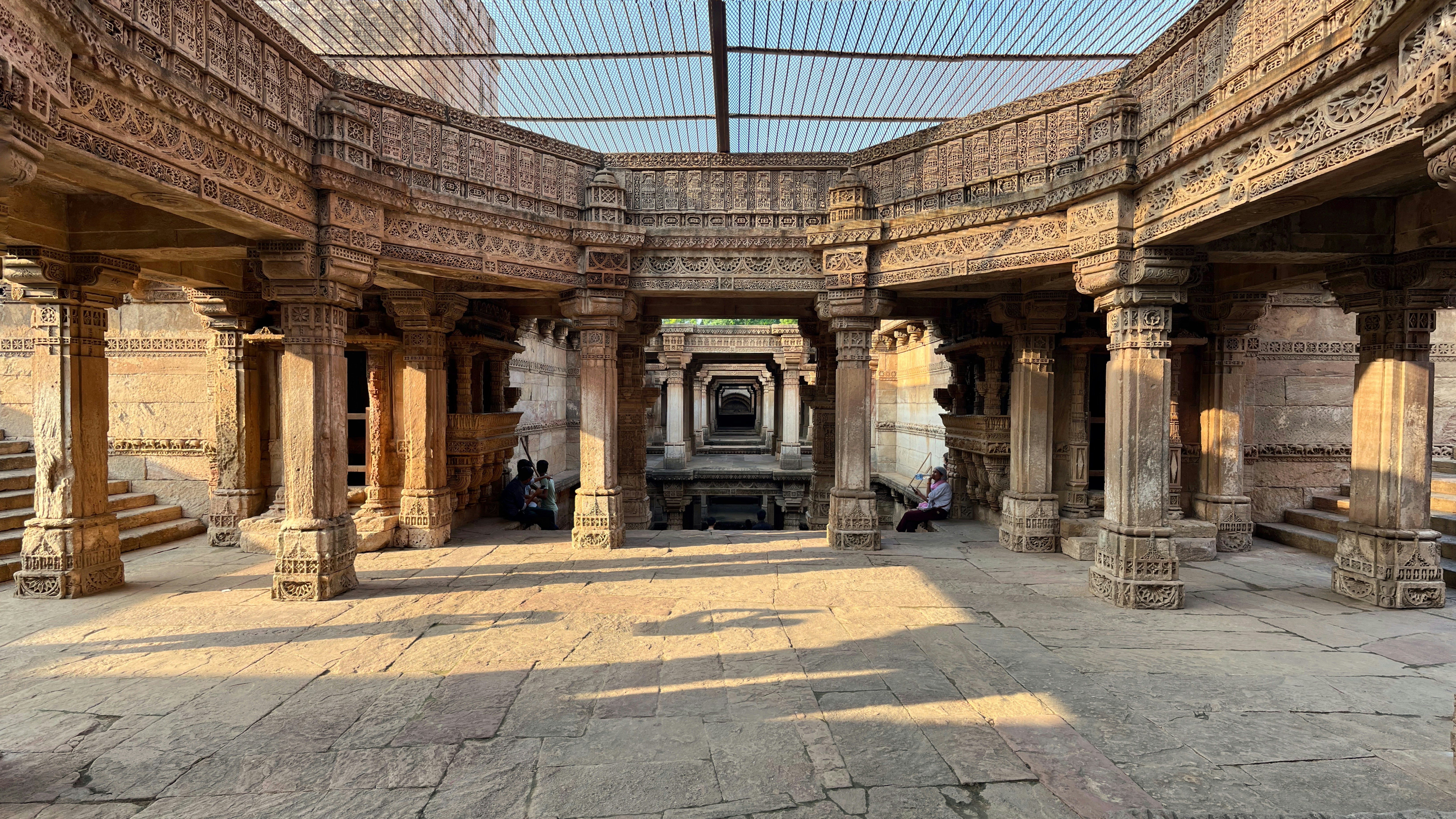 The inside of a building with pillars and arches photo – Free The ...