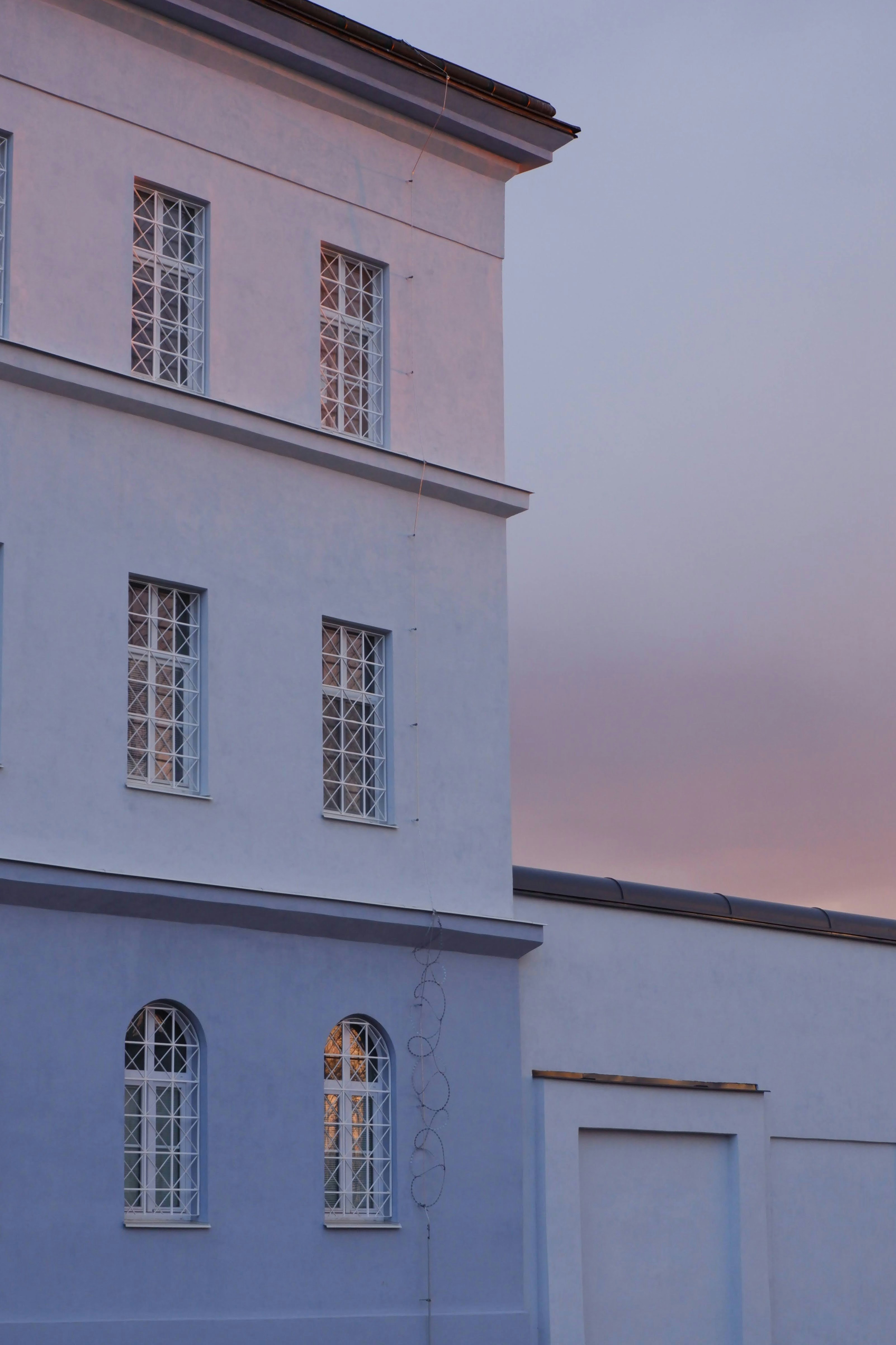 Minimalist Architecture at Dusk: A Blue-White Facade Cast in Gentle Light