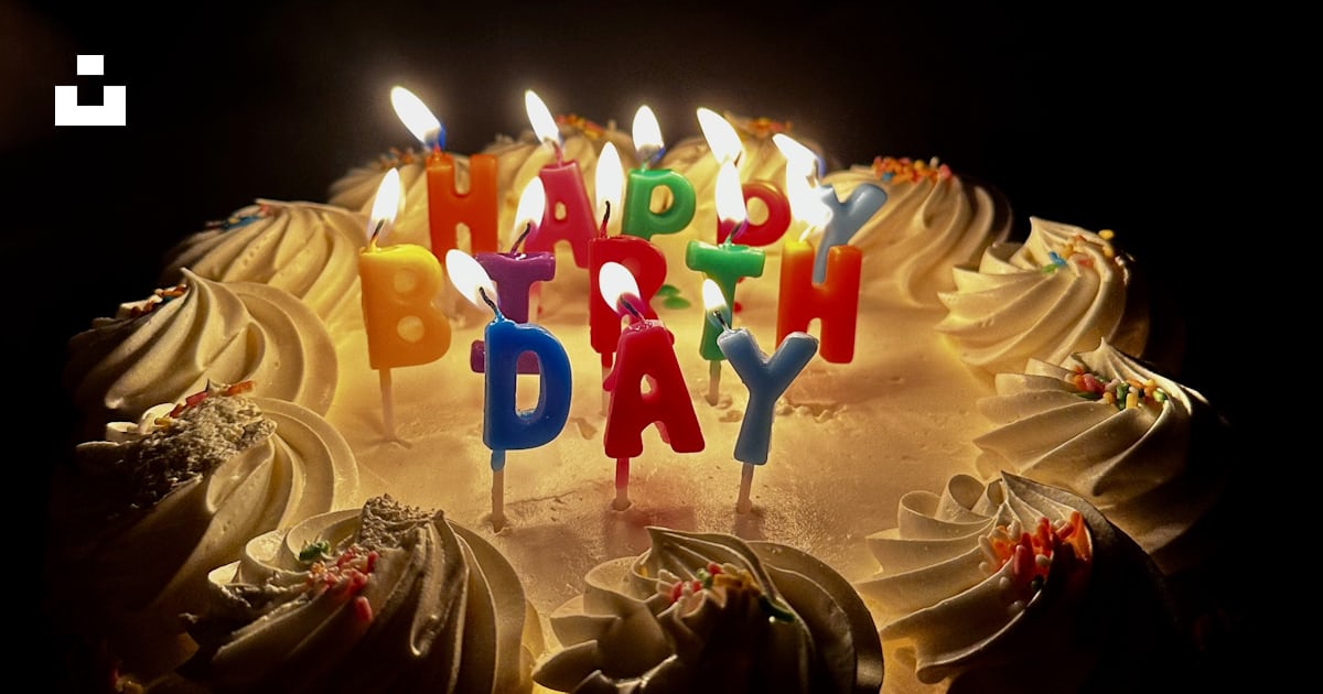 생일 축하한다고 적힌 촛불이 달린 생일 케이크 사진 Unsplash의 무료 생일 케이크 이미지