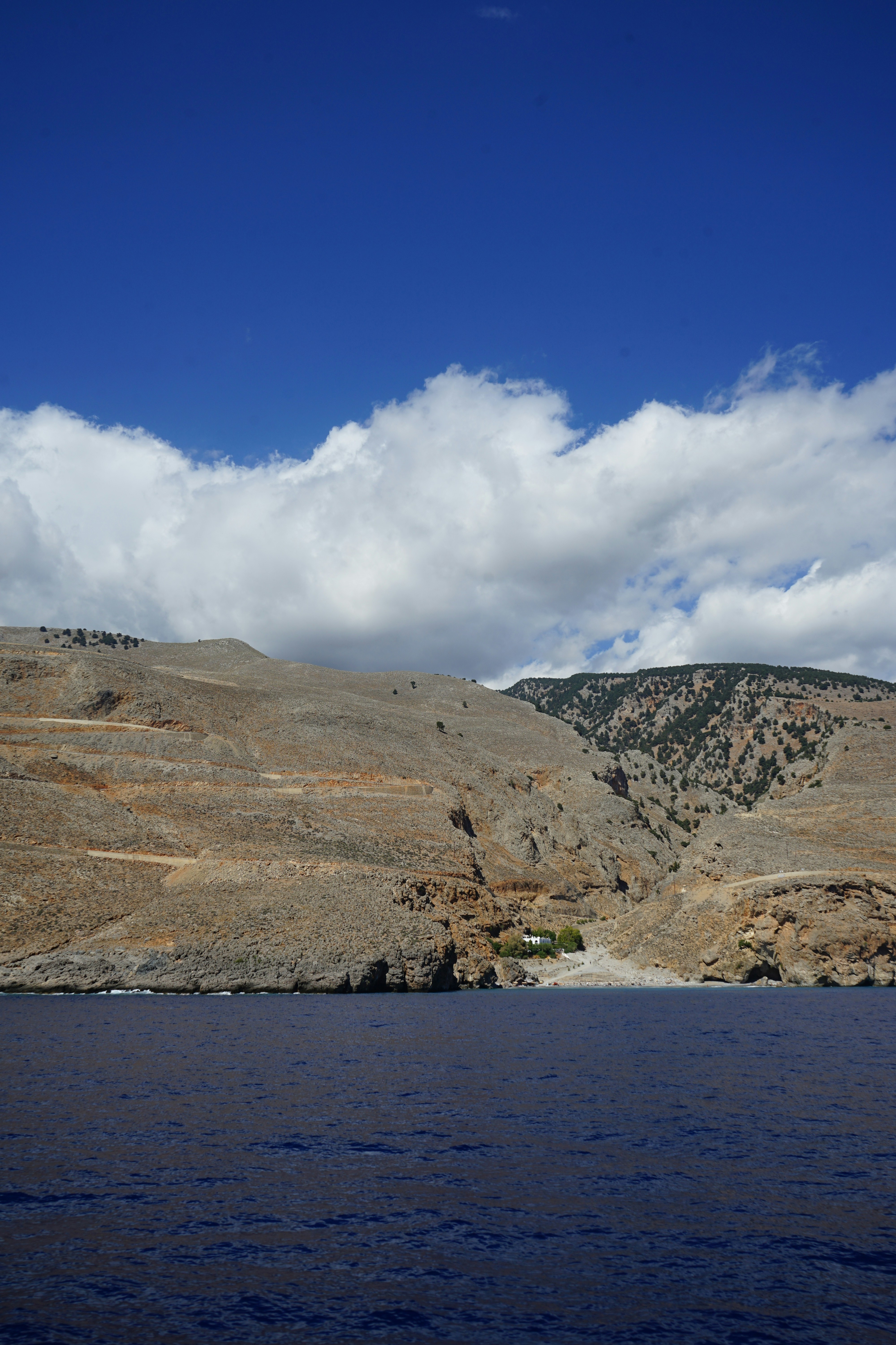 Cliffside Cove: A White House Nestled Between Rock and Sea