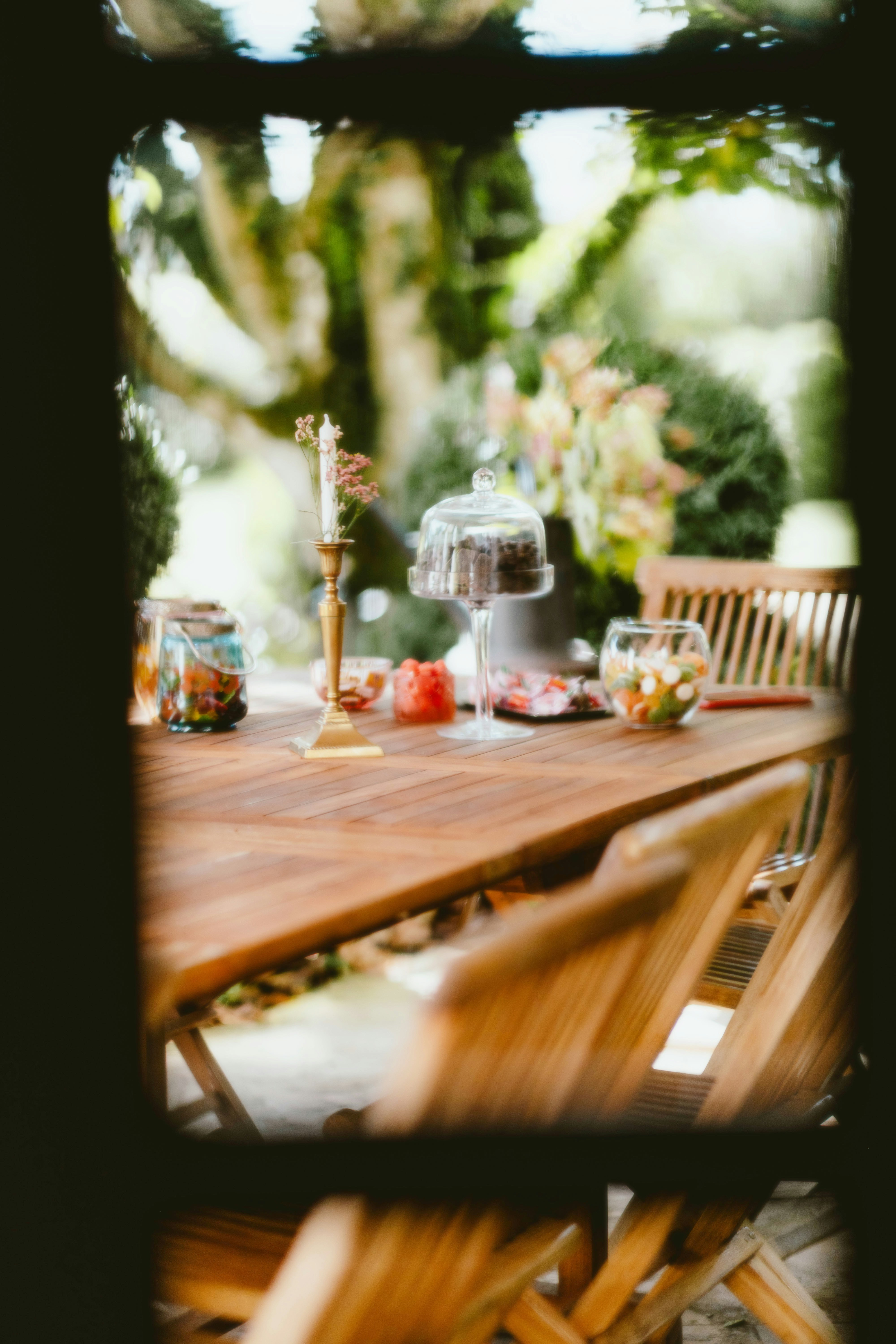 A wooden table with a cake on top of it photo – Free Dining table Image ...