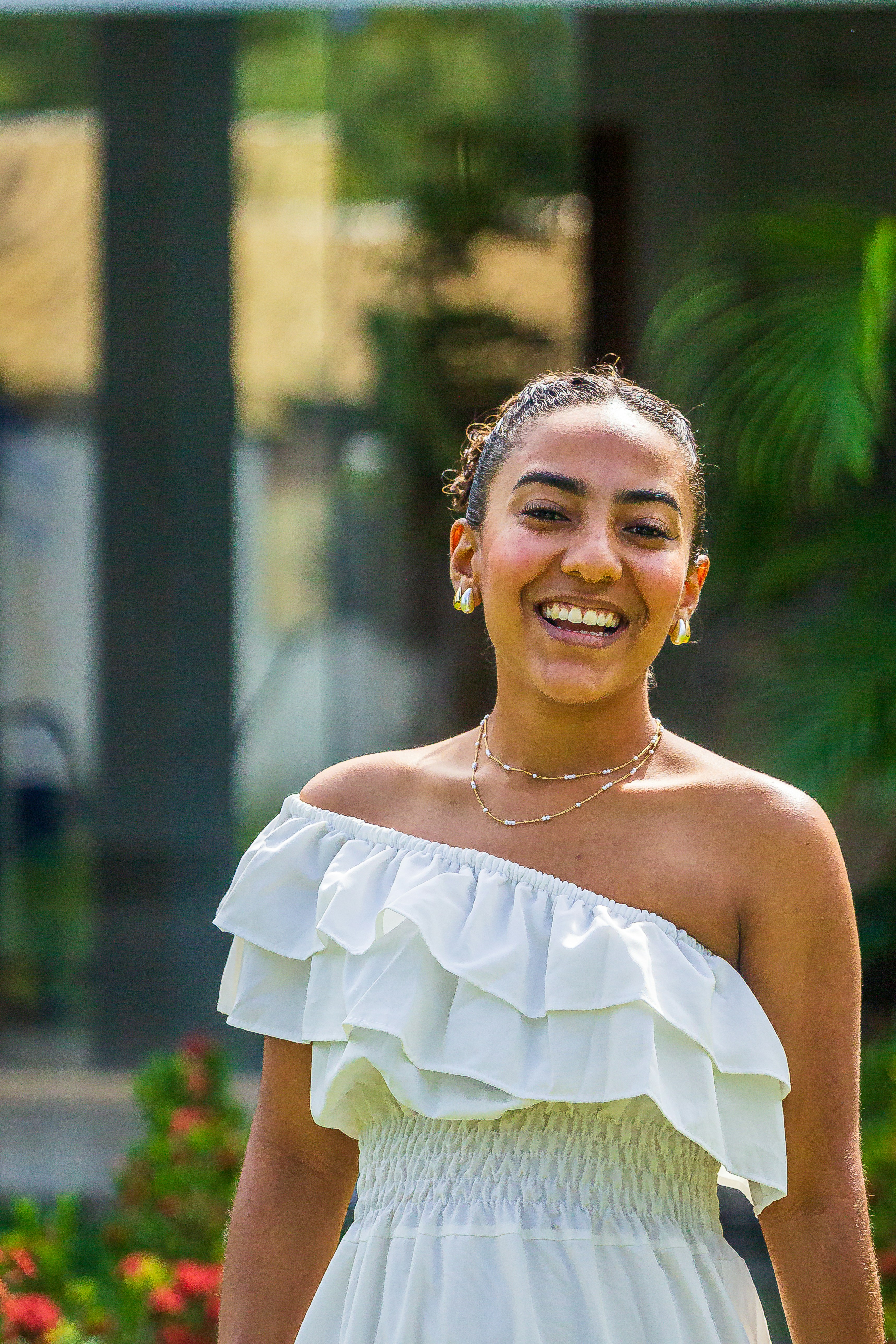 A woman in a white dress smiling at the camera photo – Free Model girl ...