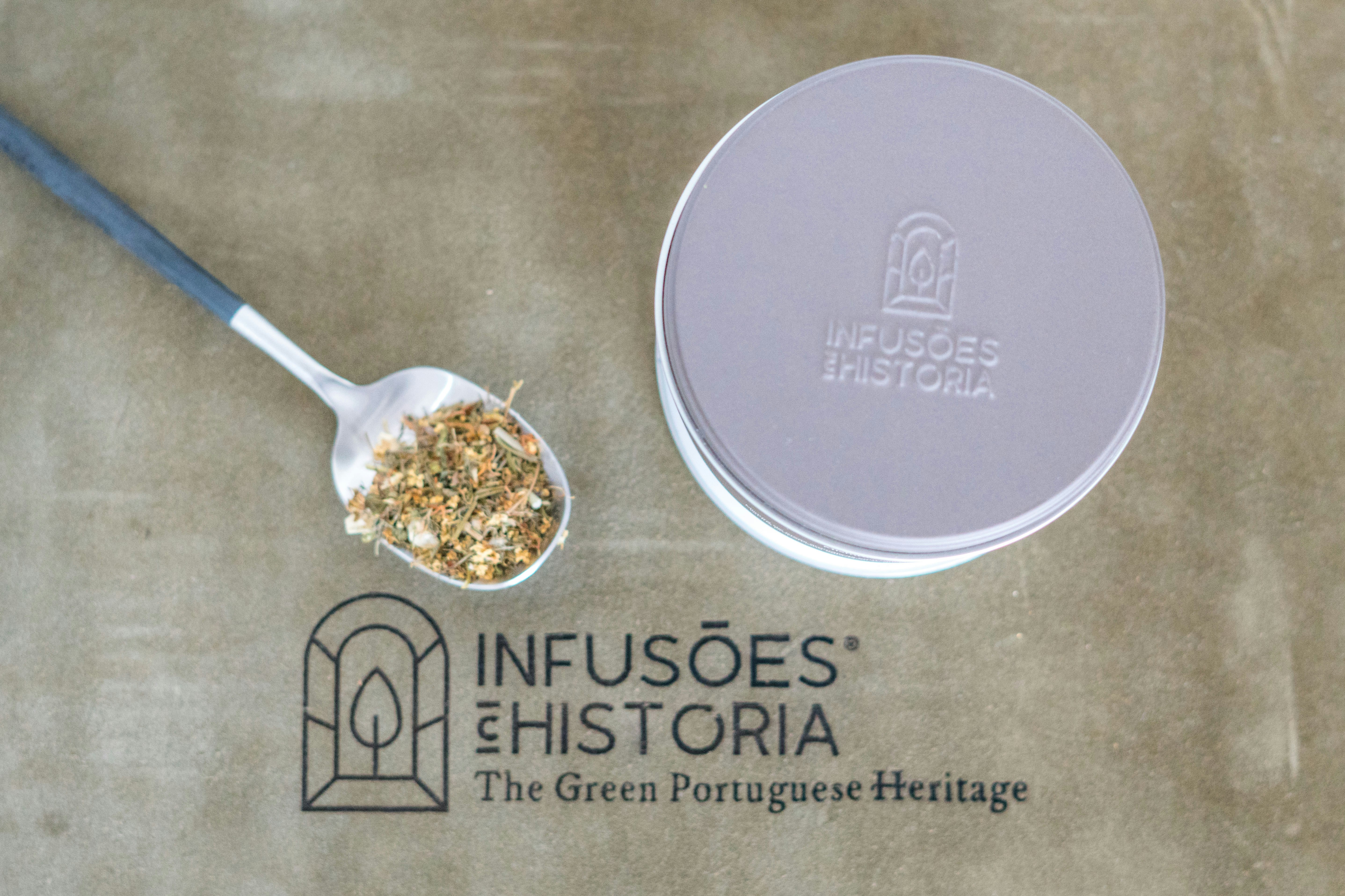 Heritage in a Spoonful: Infusões História Branding on a Textured Surface