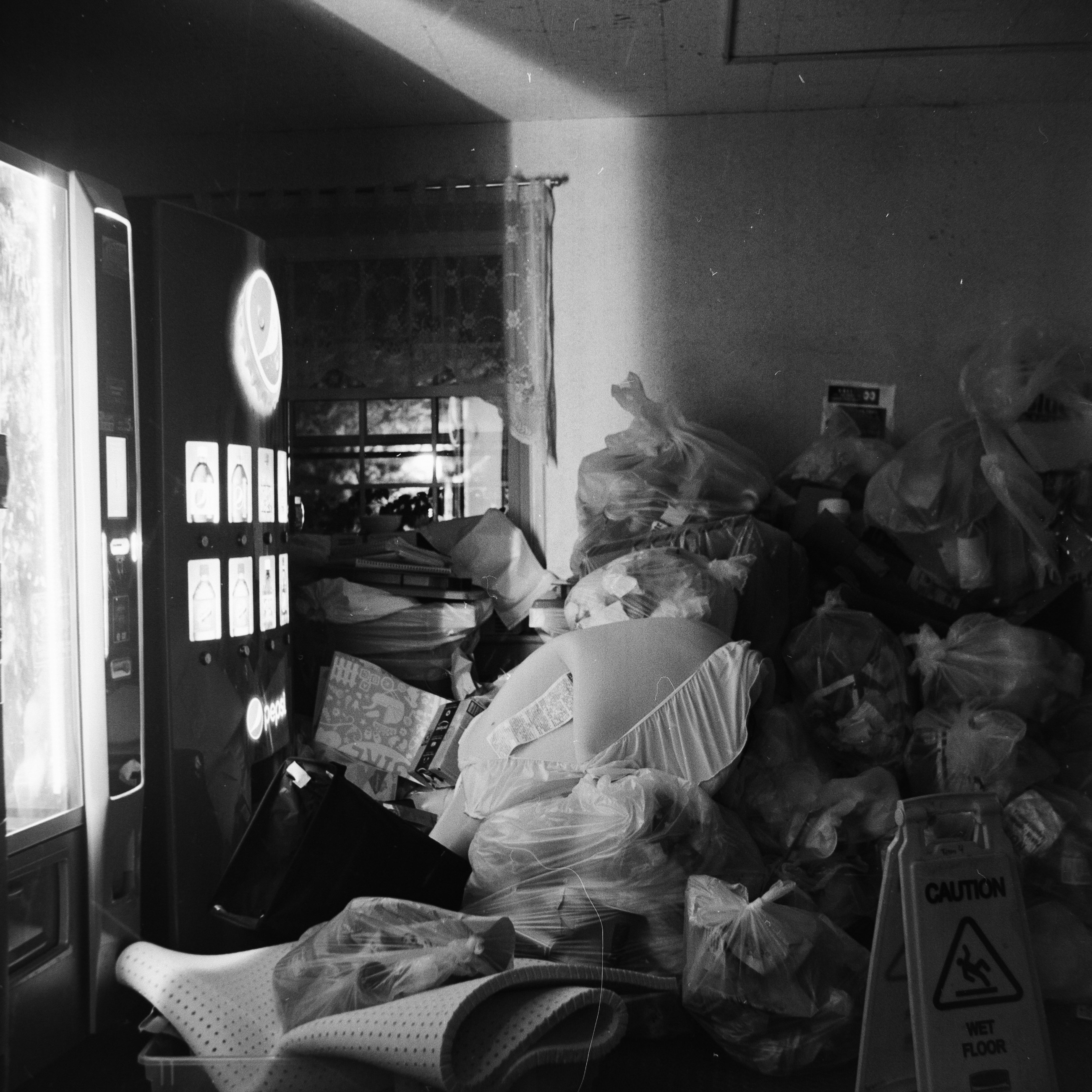 Una foto in bianco e nero di un mucchio di spazzatura foto – Immagine ...