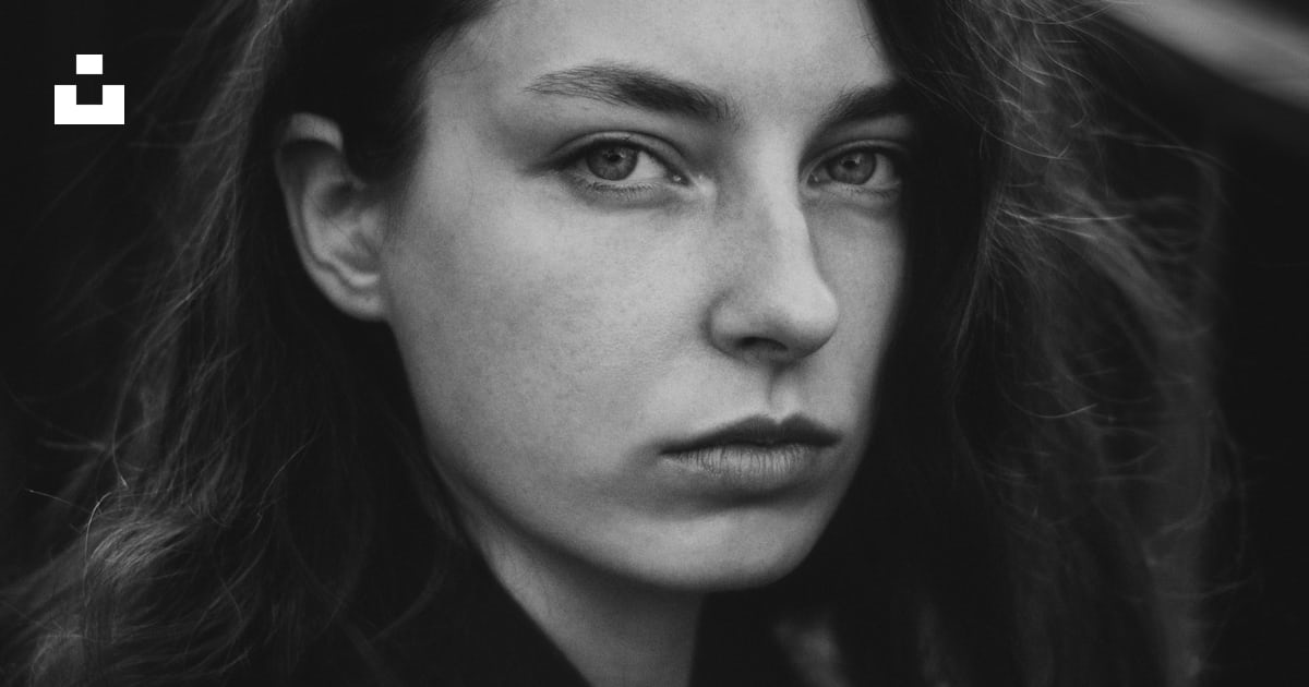 Una Foto En Blanco Y Negro De Una Mujer Foto Imagen De Retrato