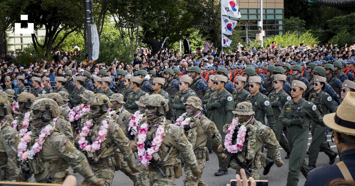 한 무리의 군인들이 거리를 행진하고 있다 사진 Unsplash의 무료 육군 이미지