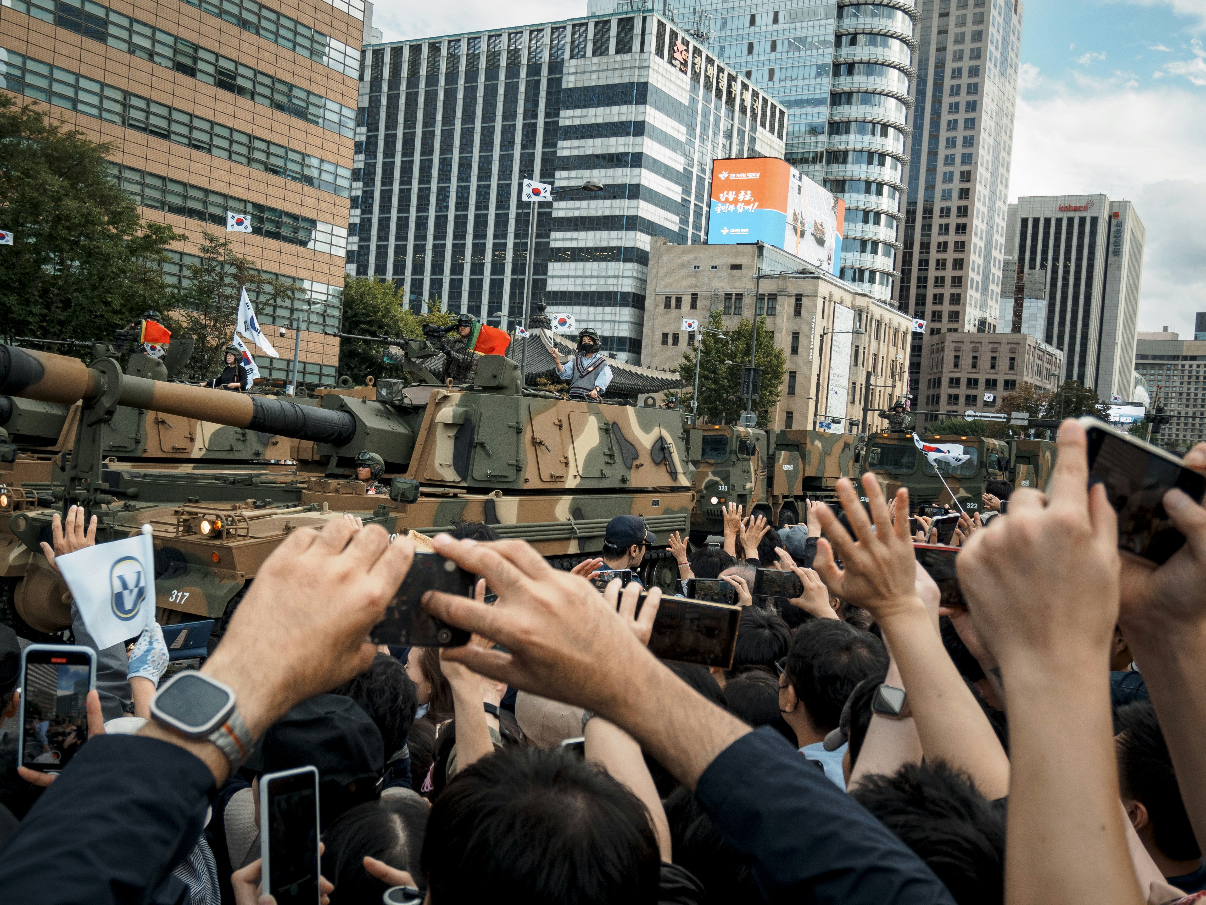 A crowd of people taking pictures of a tank photo – Free Military tank ...