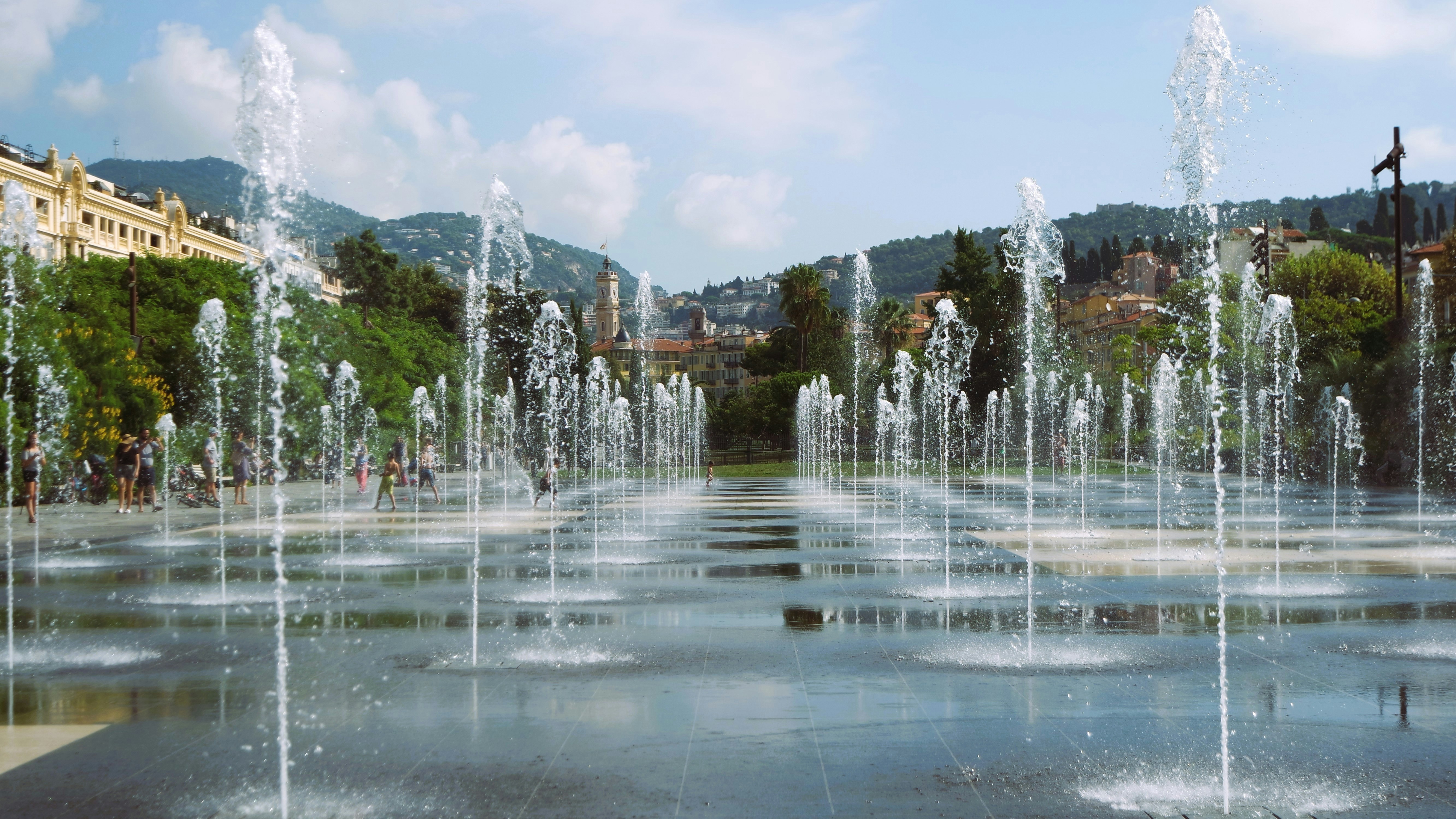 A large water fountain surrounded by lots of water