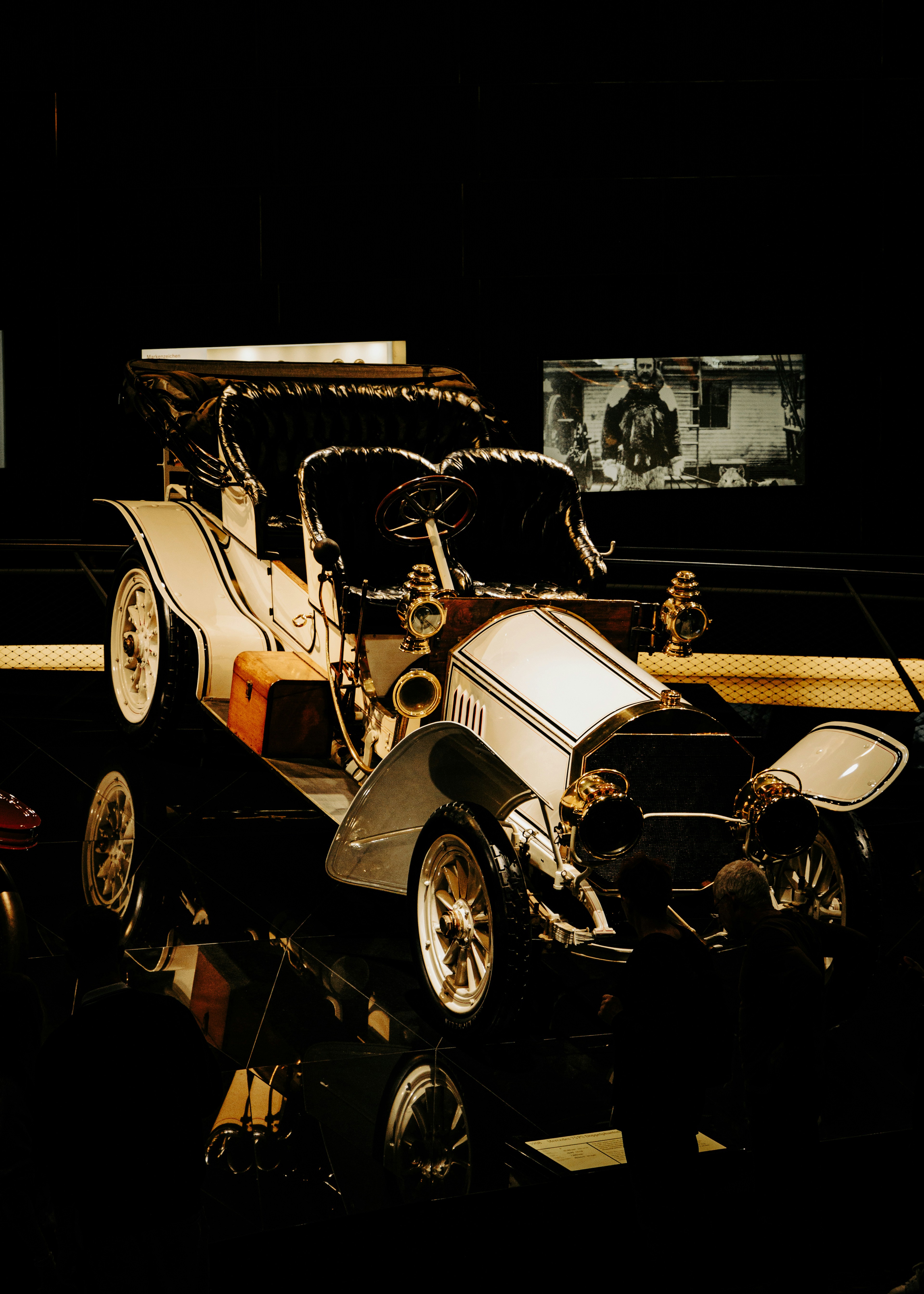 Vintage Car Showcase: An Elegant Steam-Powered Dream on Display