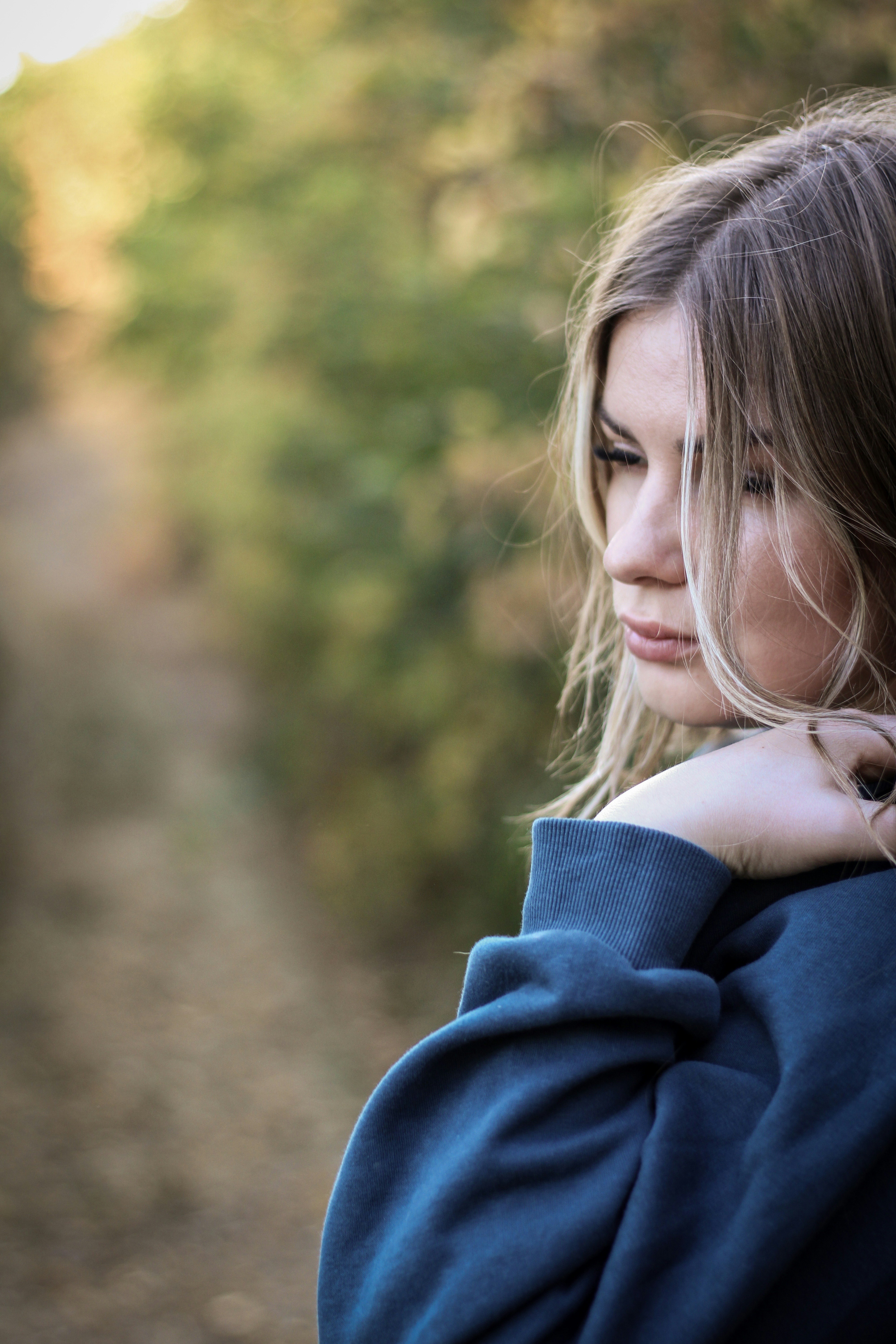 Portrait in Warm Afternoon Light: Isolating the Subject with Gentle Bokeh