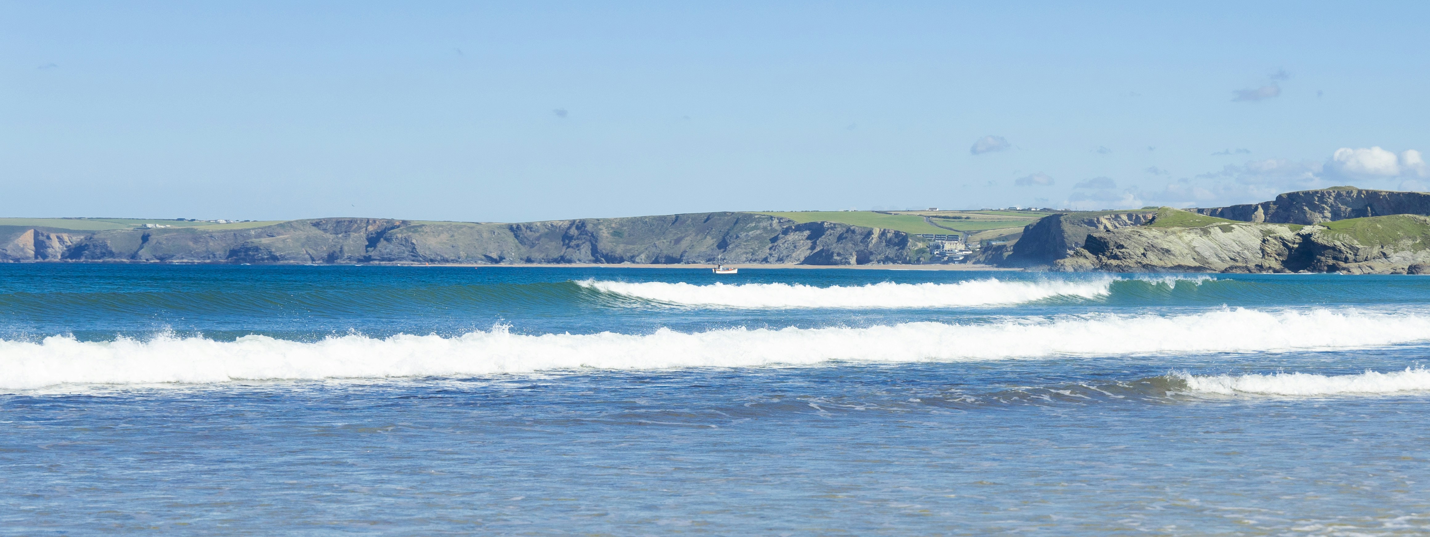 Coastal Horizon: Waves Rehearse a Quiet Break