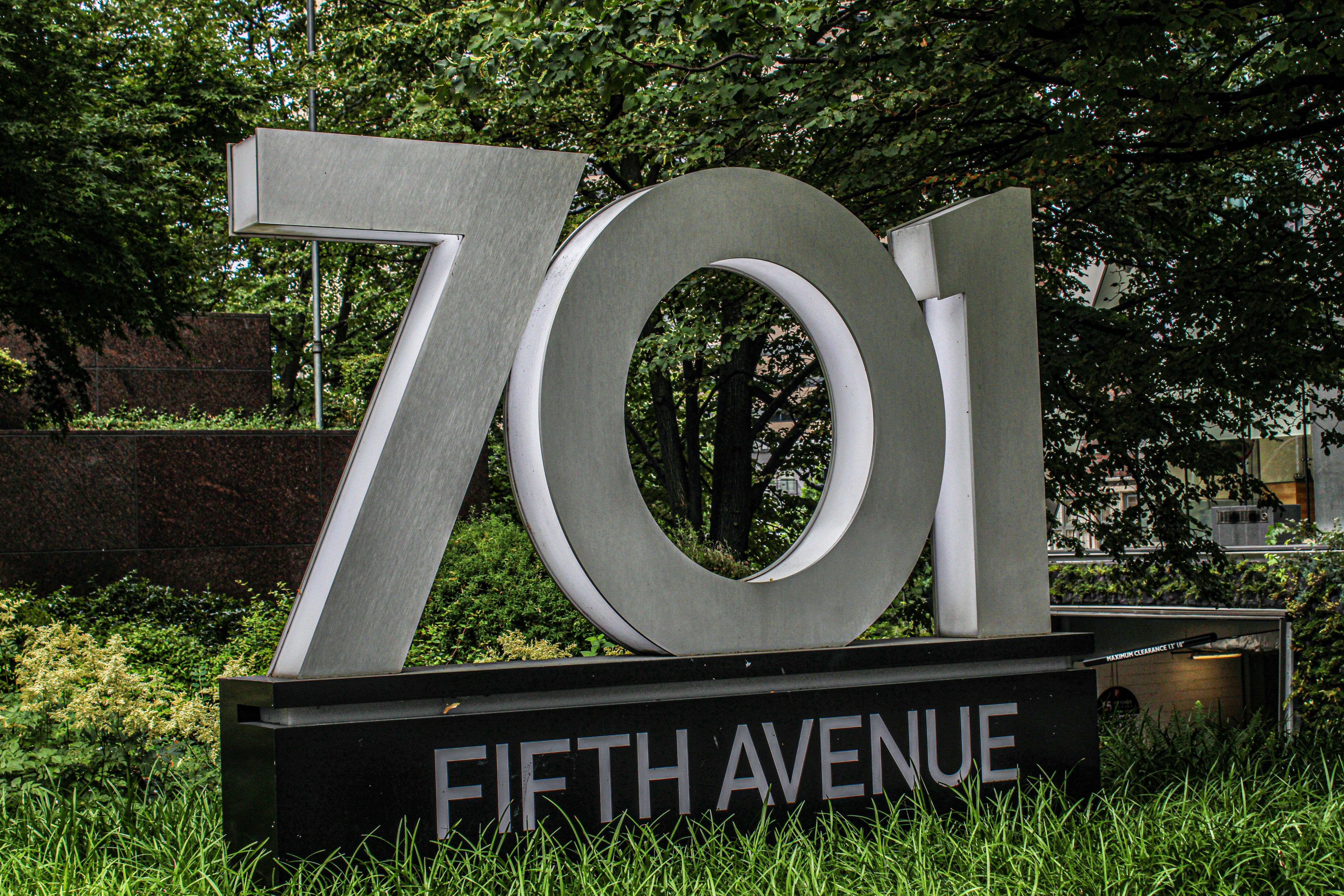Urban Sign in Focus: A Bold 3D Welcome to Fifth Avenue
