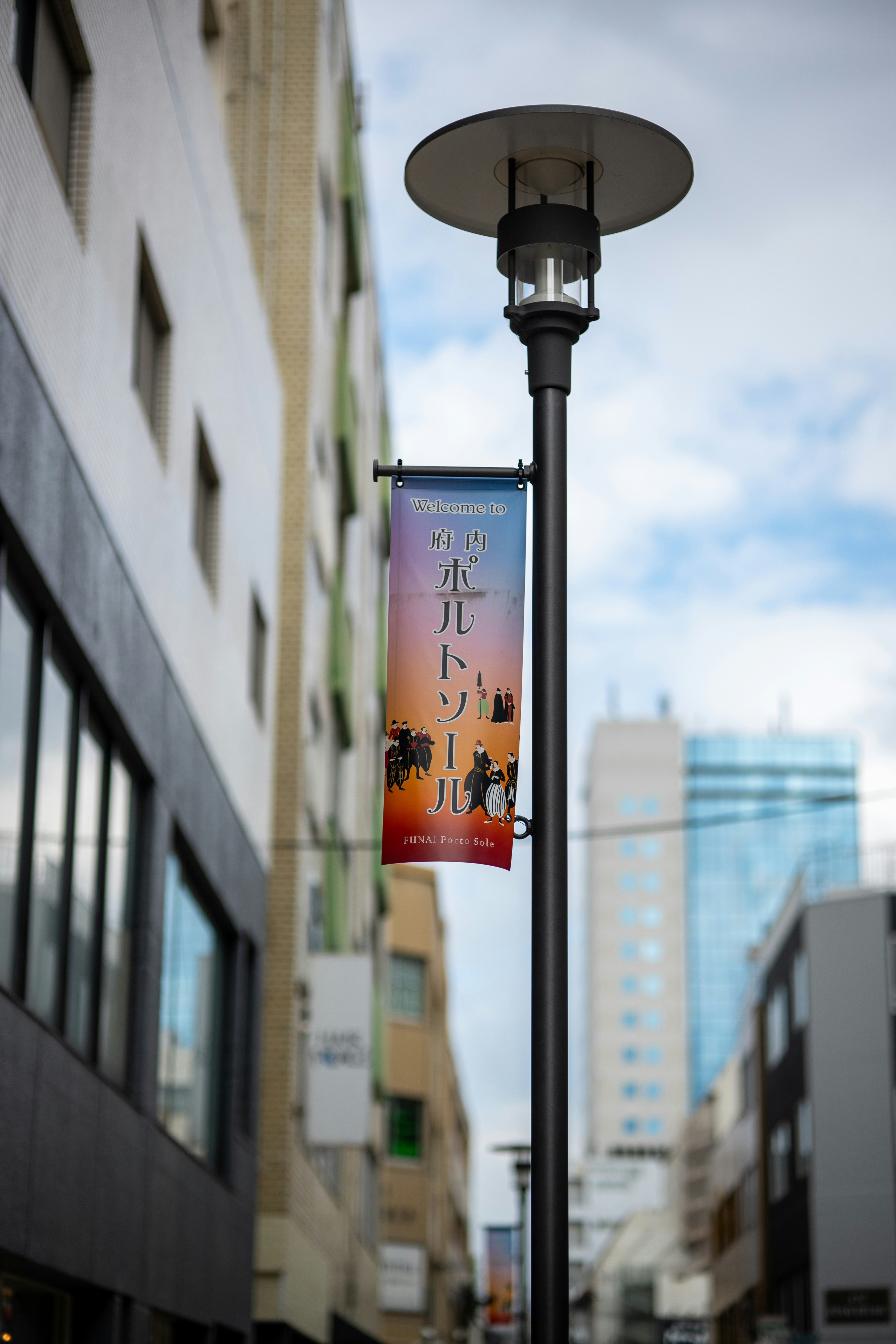 Vertical Gradient Banner on a Streetlamp: A Subtle Urban Spotlight