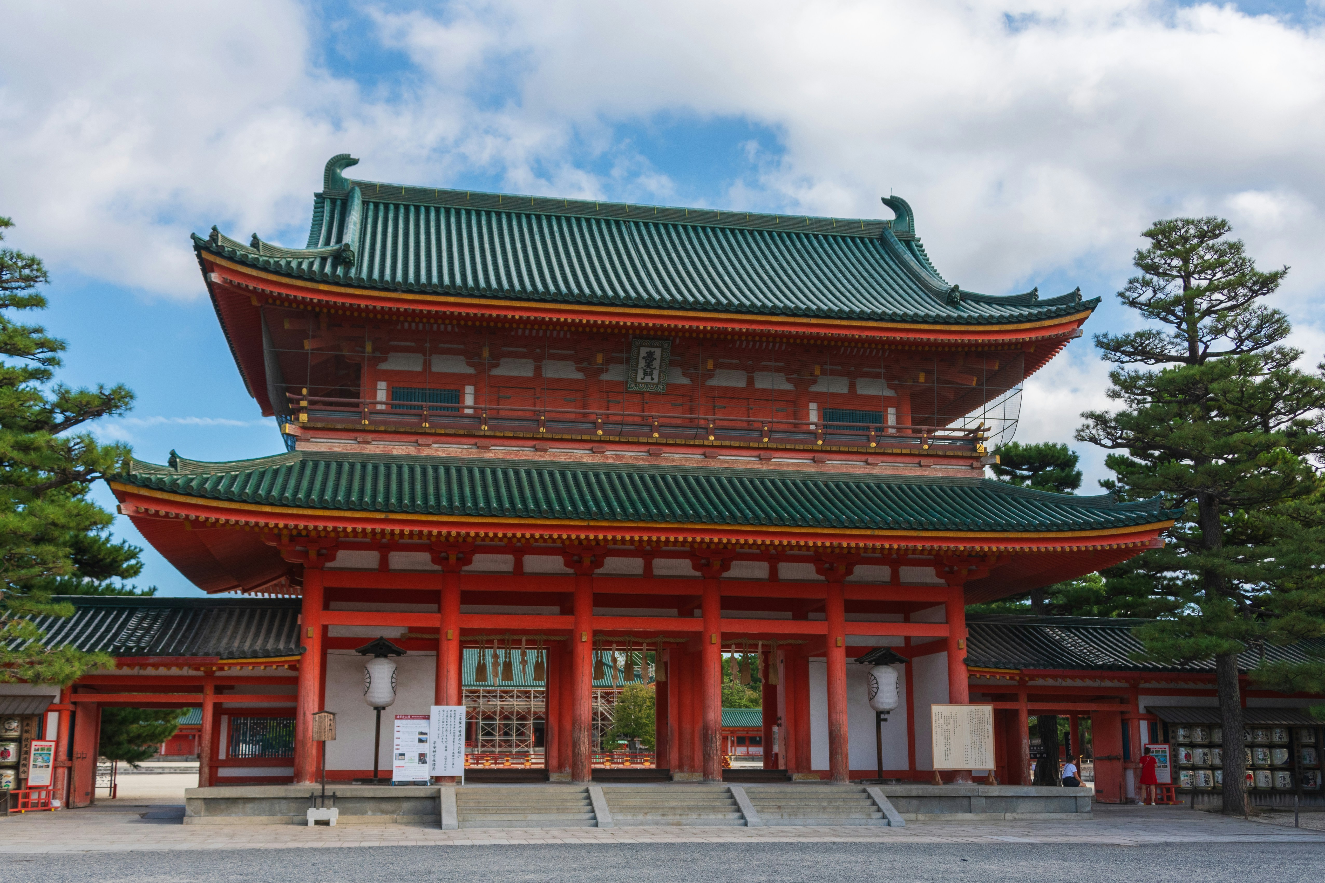 A tall red building with a green roof photo – Free Kyoto Image on Unsplash