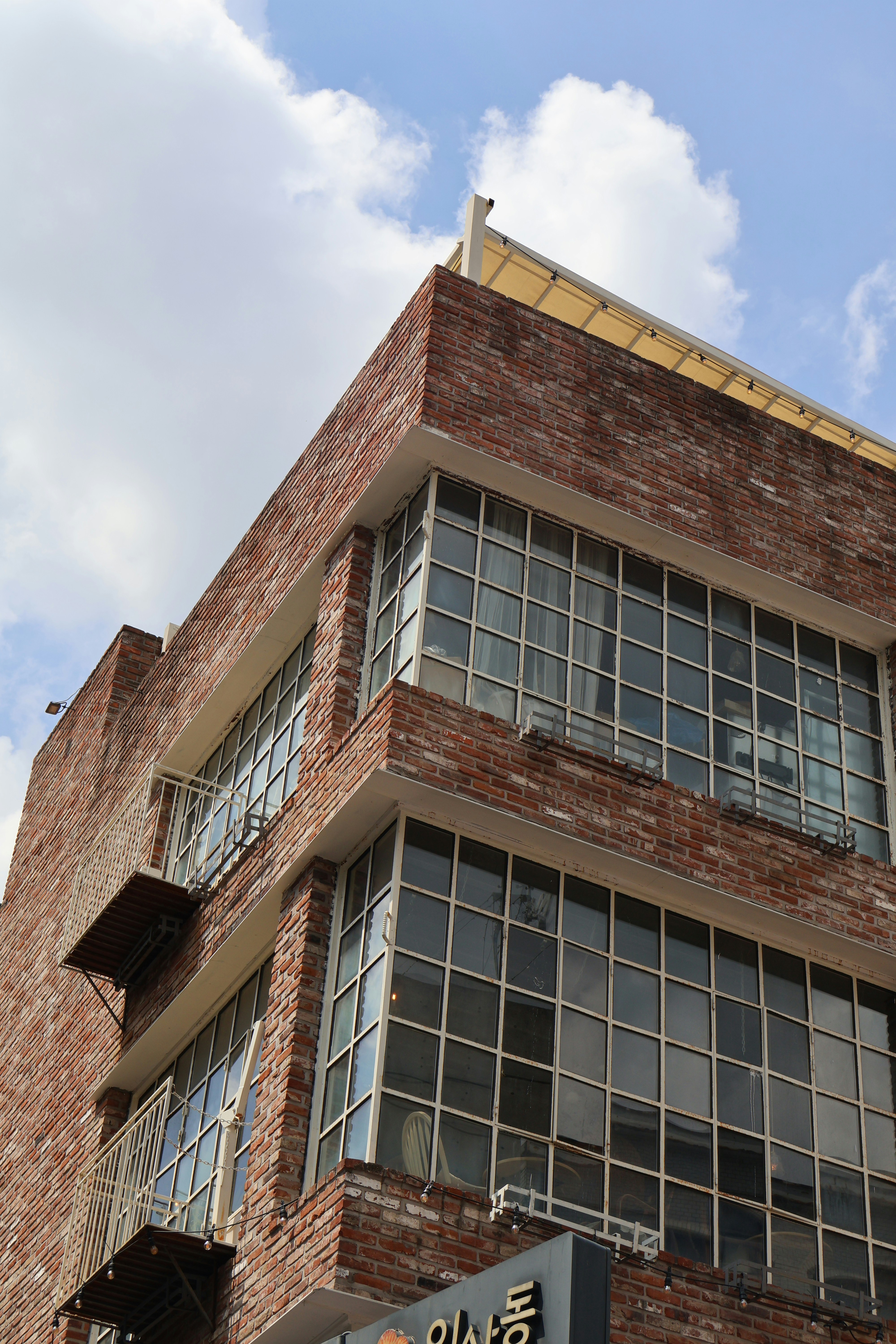 Brick-Contour Terrace: A Corner of Industrial Glass and Sky