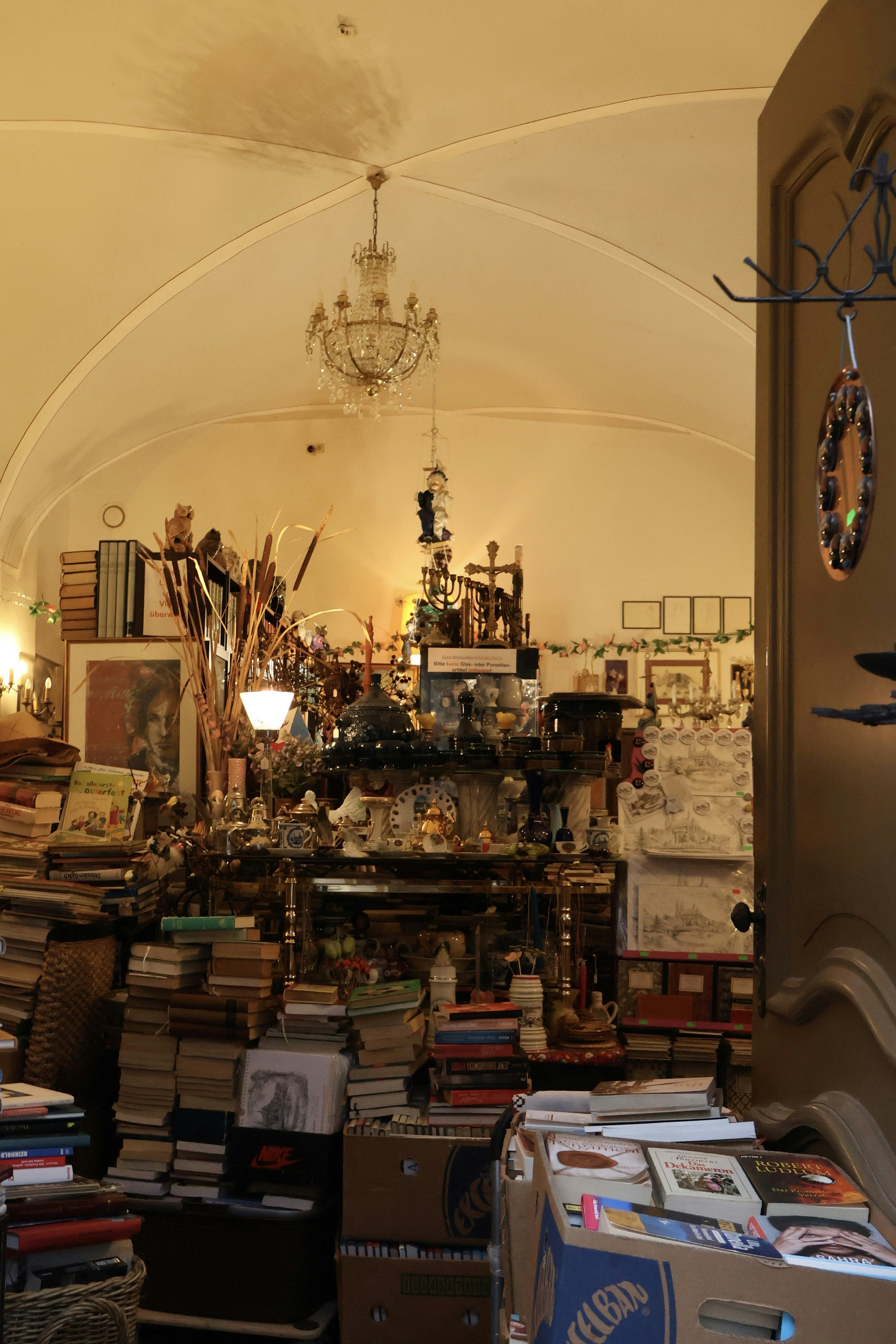 A room filled with lots of boxes and a chandelier photo – Free Görlitz ...