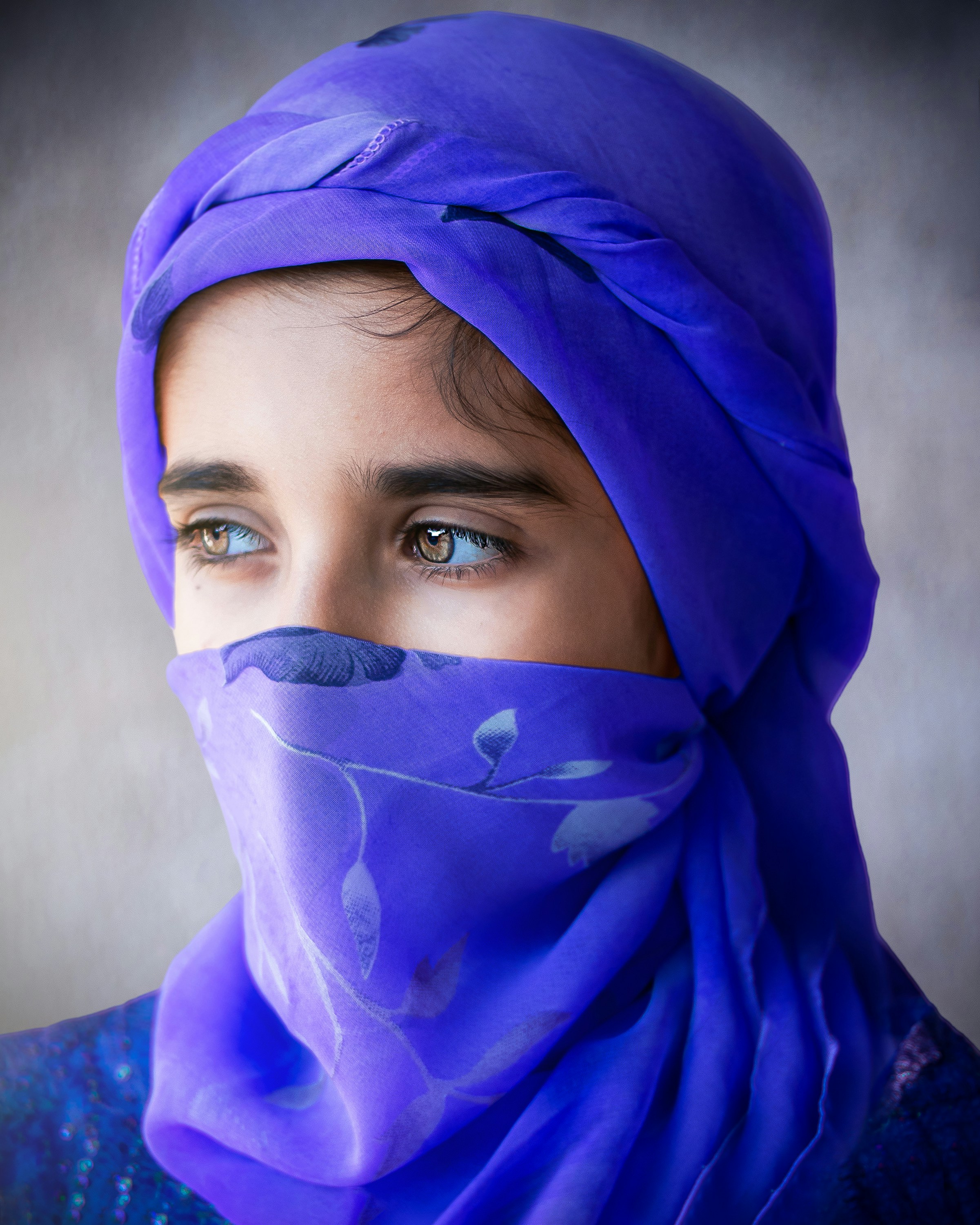 A woman with a blue scarf on her head photo – Free Face Image on Unsplash