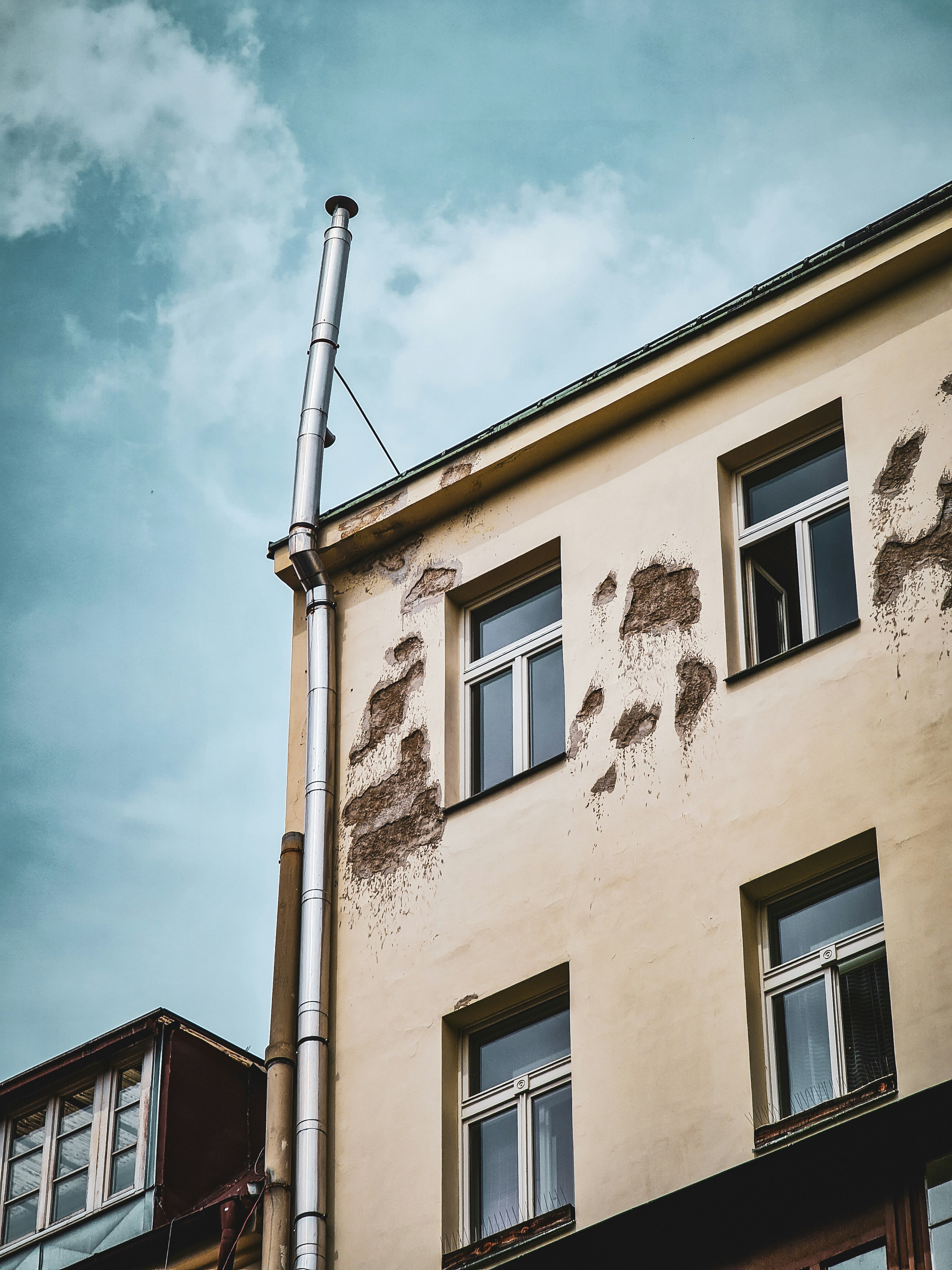 A tall building with lots of windows and graffiti on it photo – Free ...