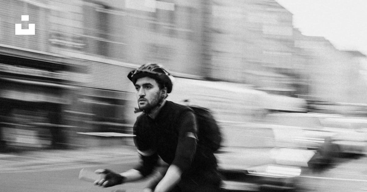 Un Hombre Andando En Bicicleta Por Una Calle Foto Imagen De Ciclista