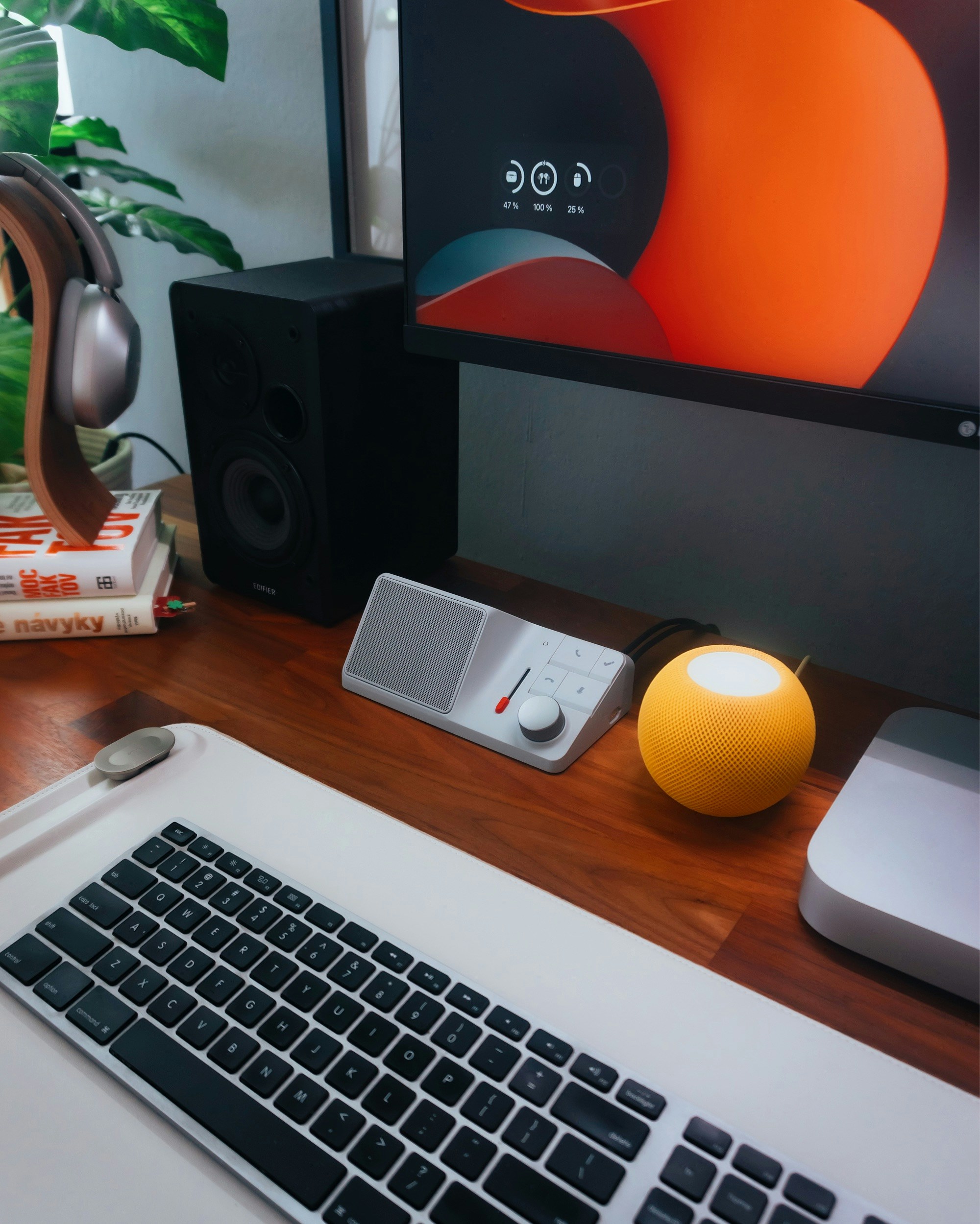 Un escritorio de computadora con teclado, mouse y monitor foto – Imagen ...