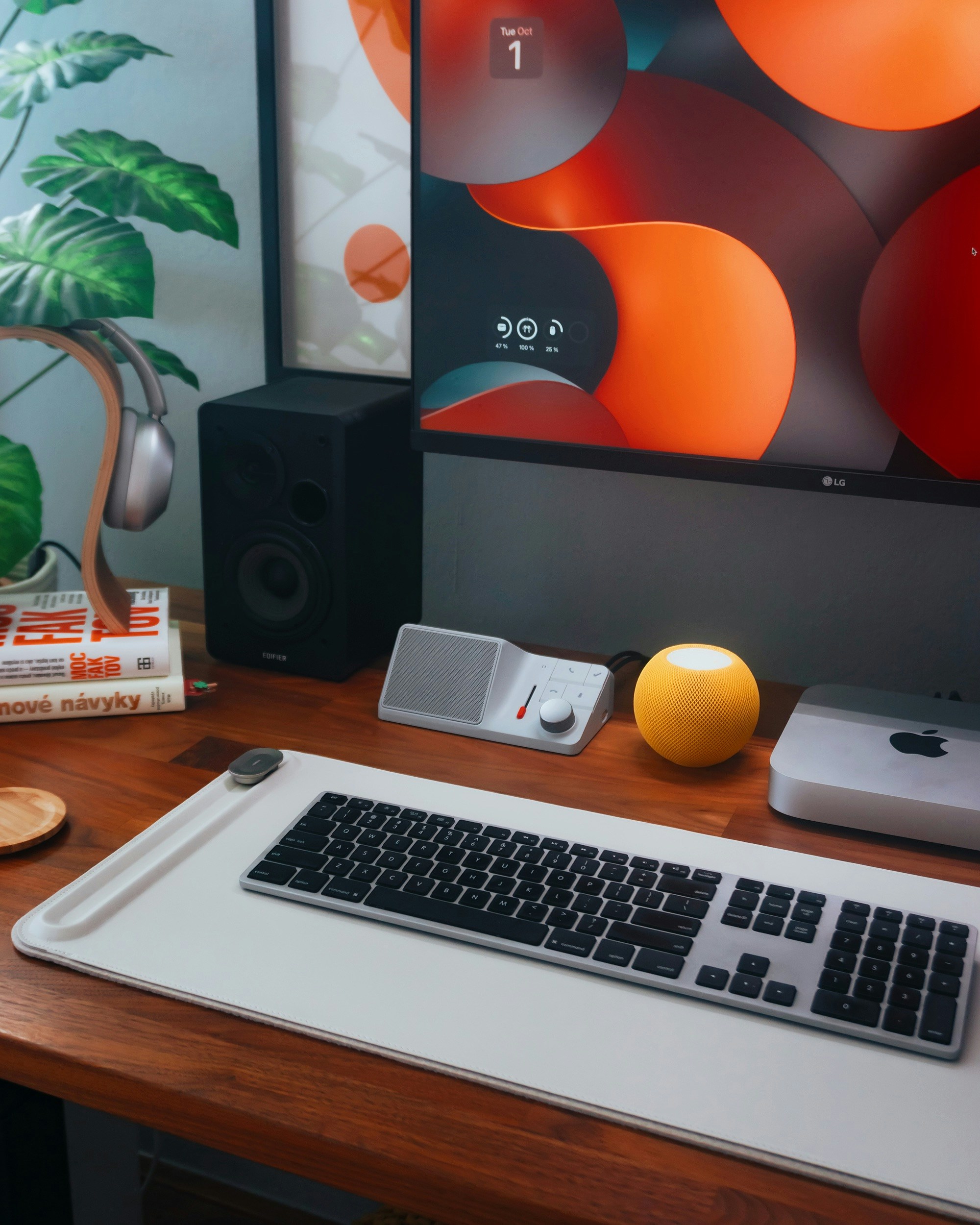A computer desk with a keyboard, mouse and speakers photo – Free ...