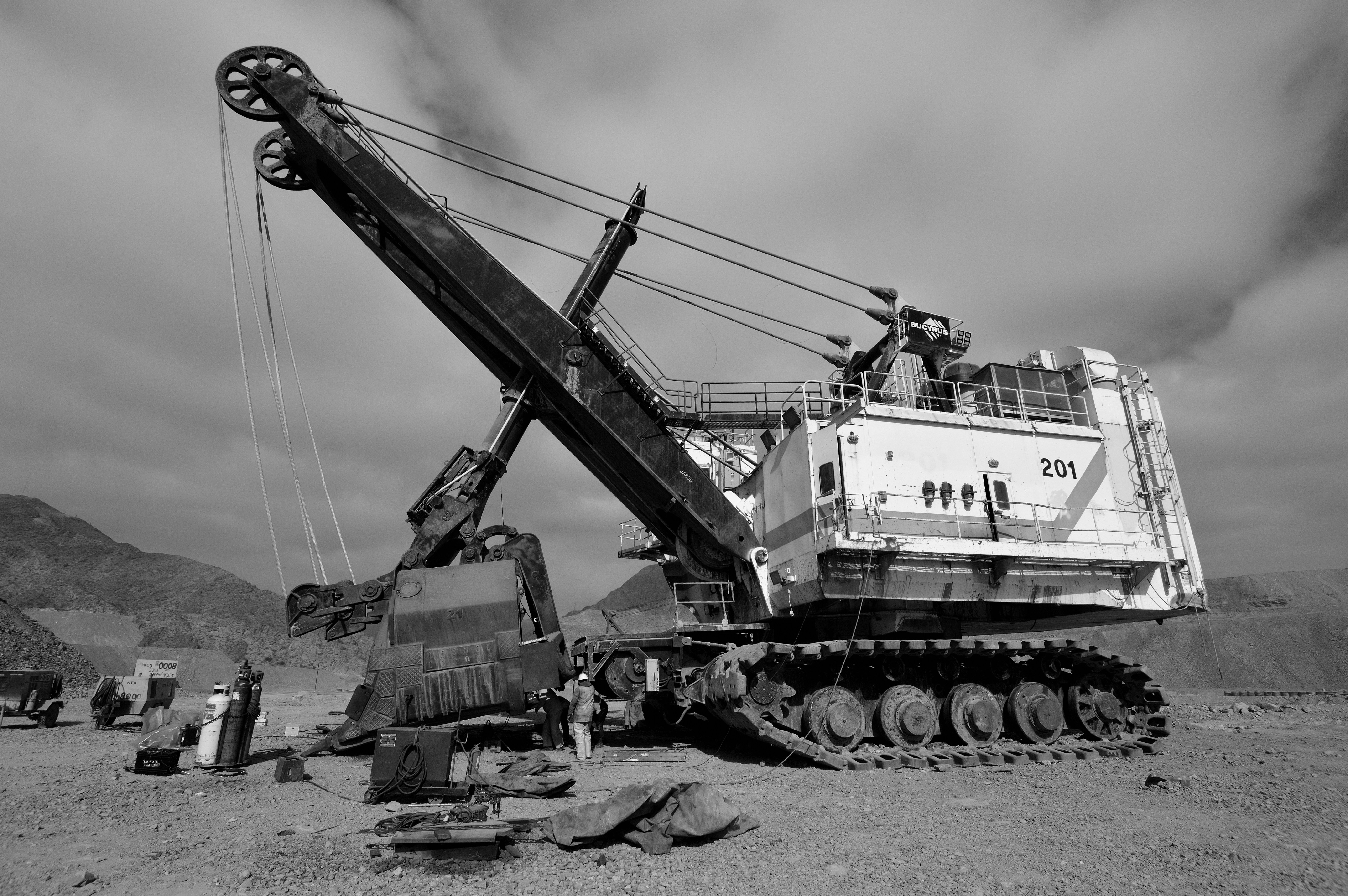 Dragging the Sky: A Dragline Excavator Dominates a Desert Quarry