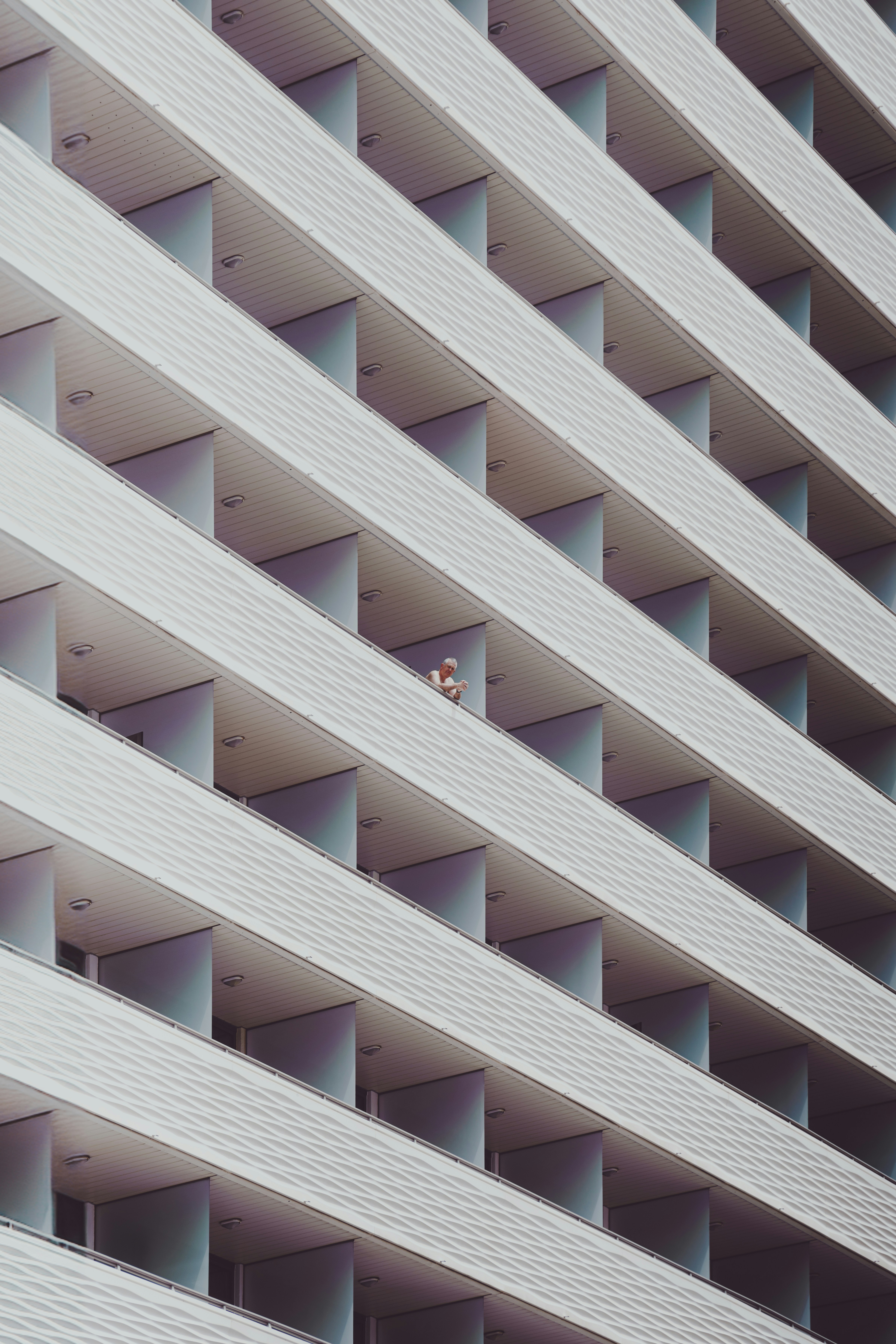 Un edificio alto con muchas ventanas junto a un parquímetro foto – Imagen de Edificio gratuita ...