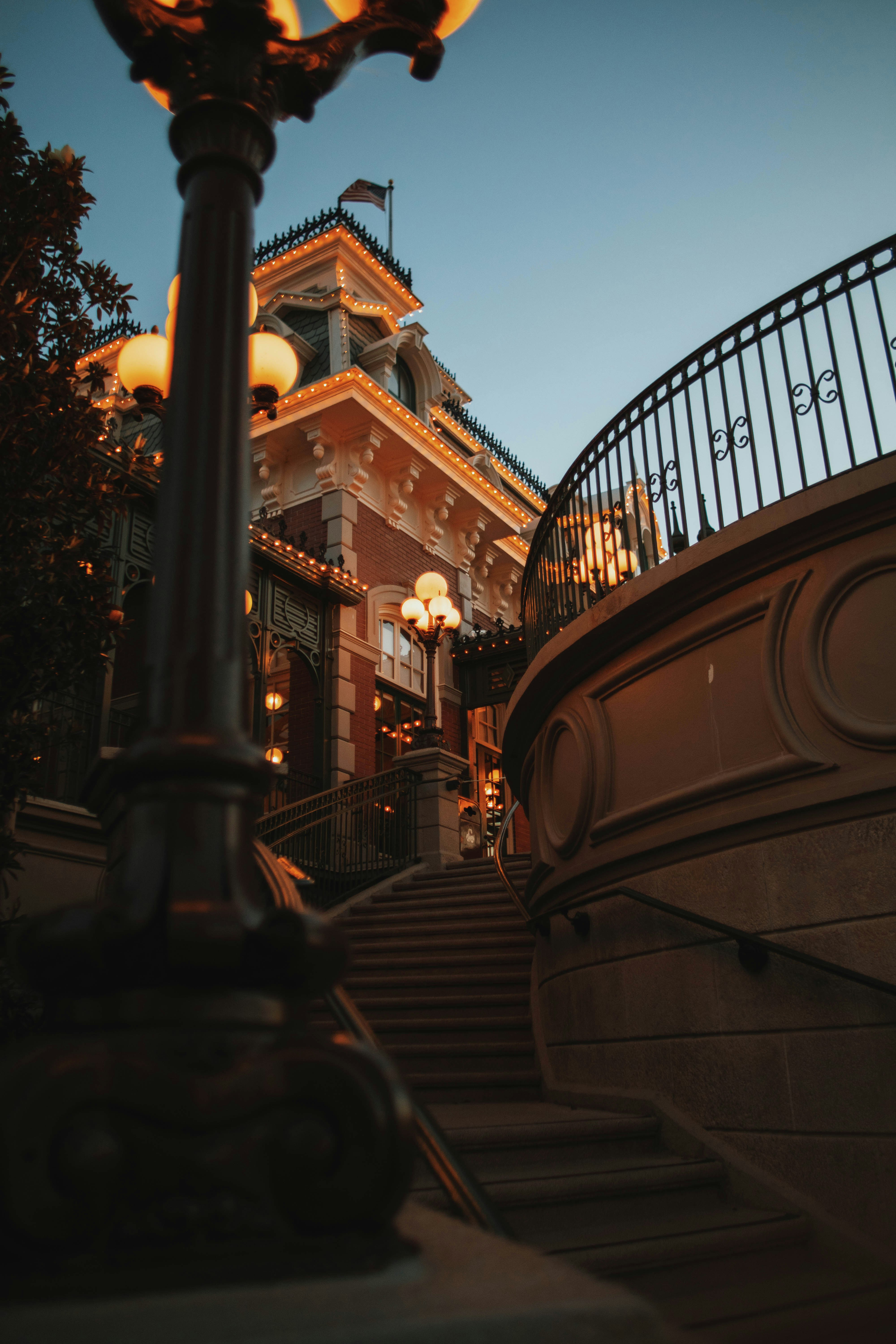 A street light sitting on the side of a building photo – Free House ...