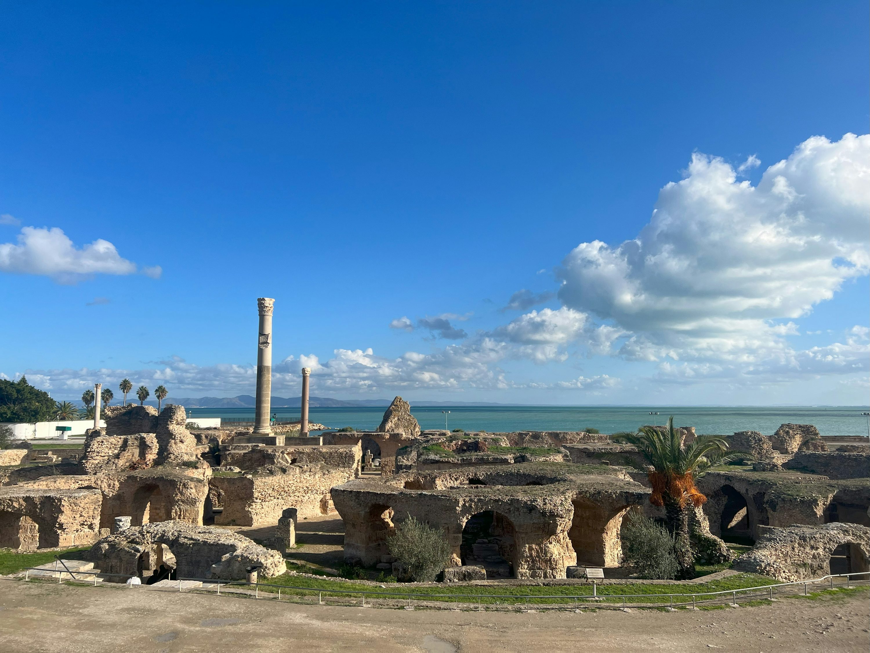 Las ruinas de la antigua ciudad de Palmira foto – Imagen de Restos ... Las ruinas de la antigua ciudad de Palmira foto – Imagen de Restos ...