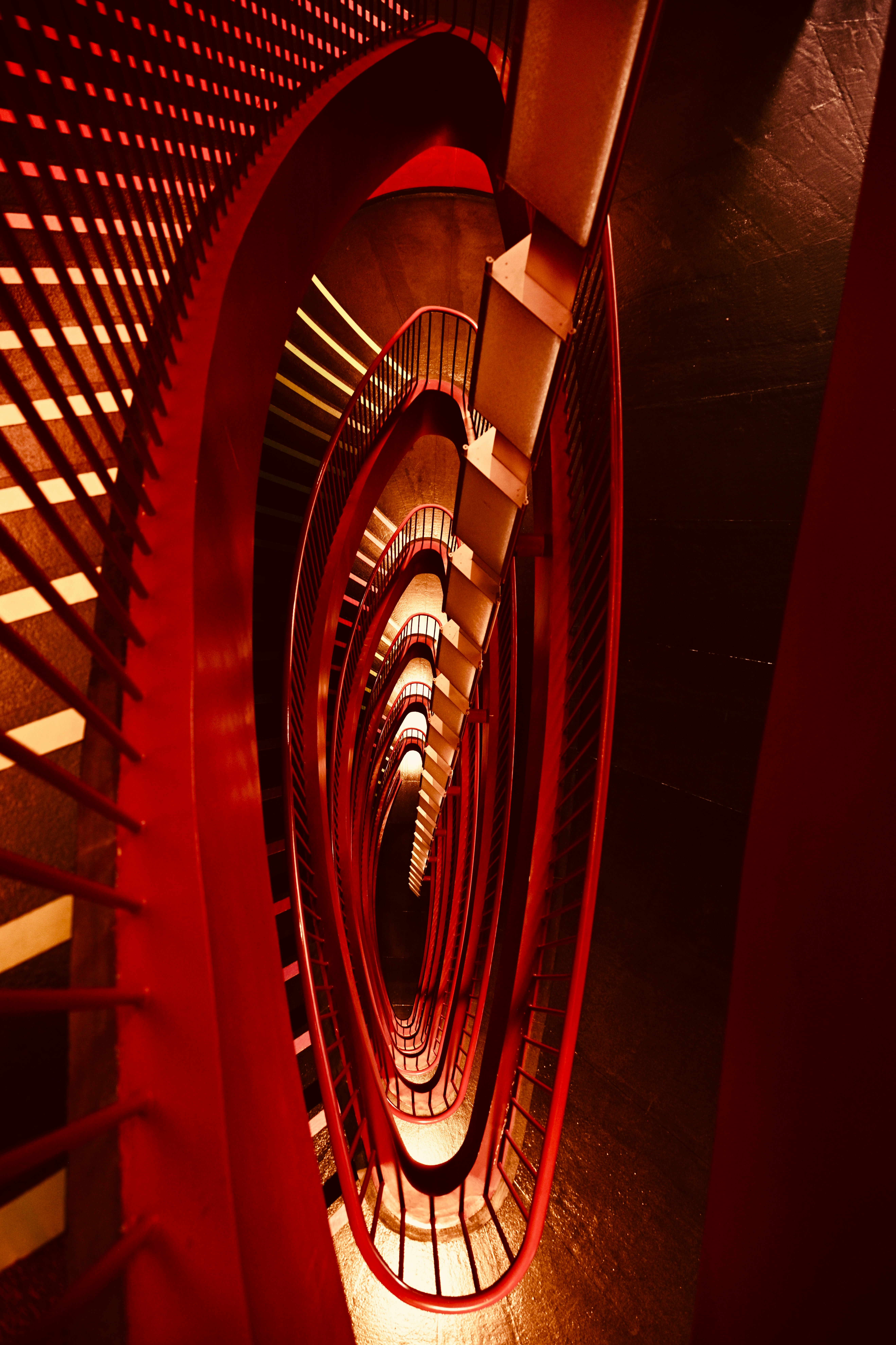 Una escalera de caracol en un edificio con luces rojas foto – Imagen de Edificio gratuita en ...