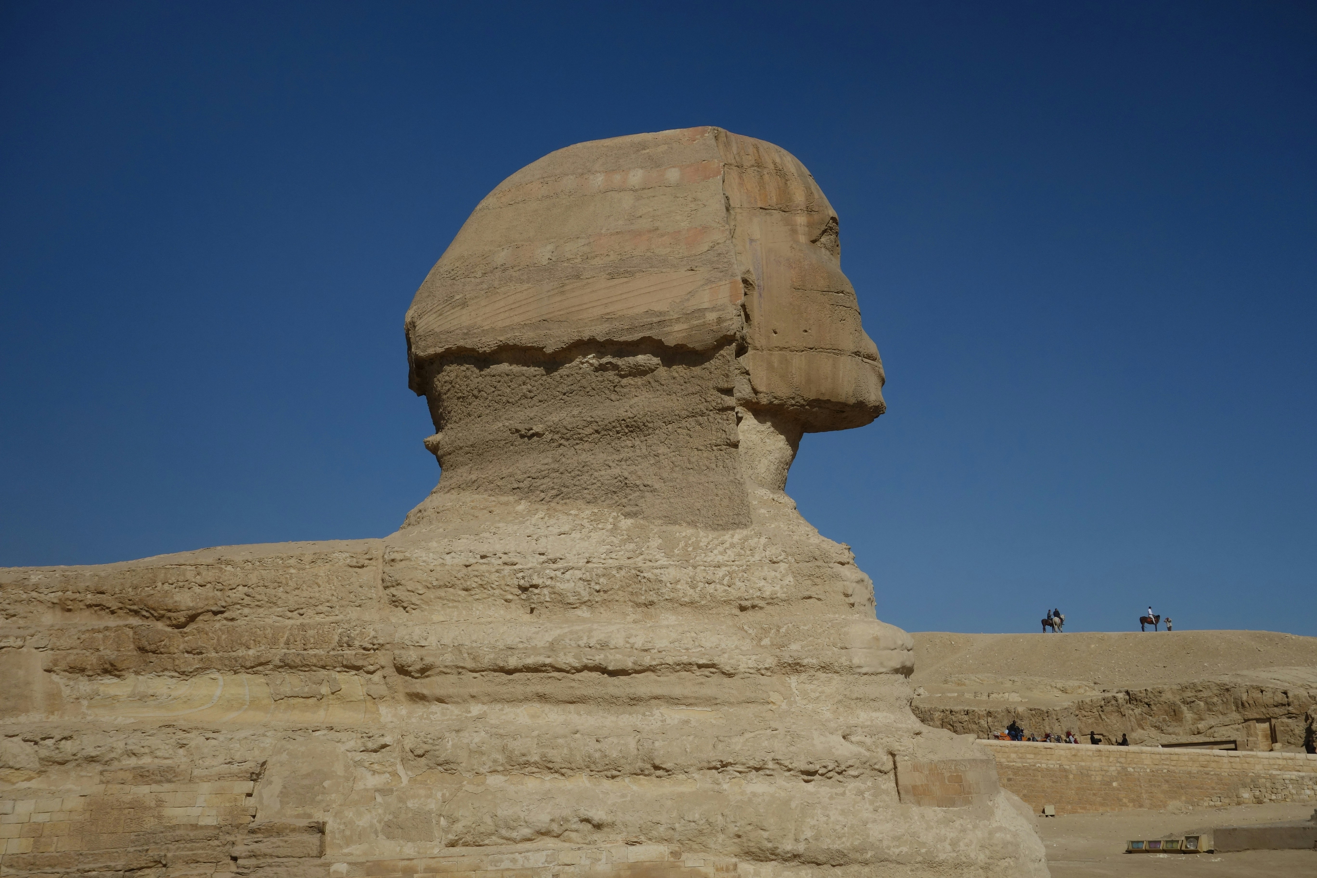 A large sphinx statue in the middle of a desert photo – Free Egypt ...