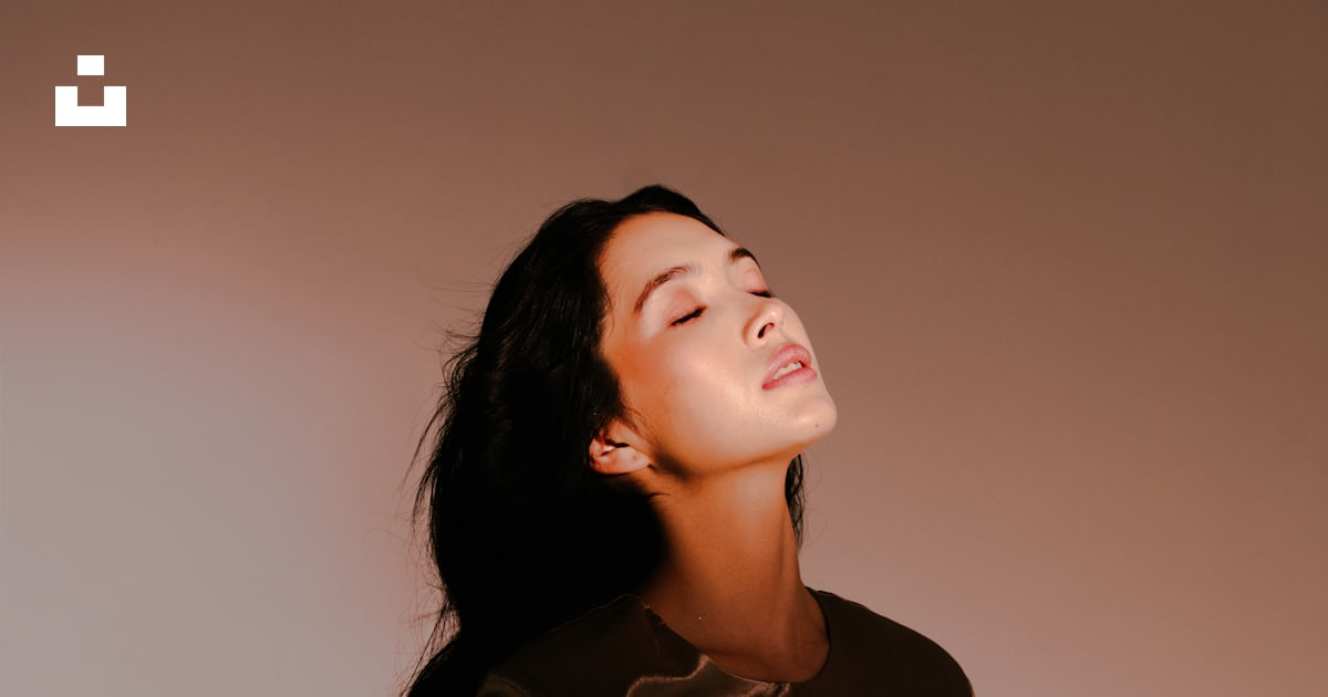 검은 드레스를 입은 여성이 사진을 찍기 위해 포즈를 취하고 있다 사진 Unsplash의 무료 아스타나 이미지