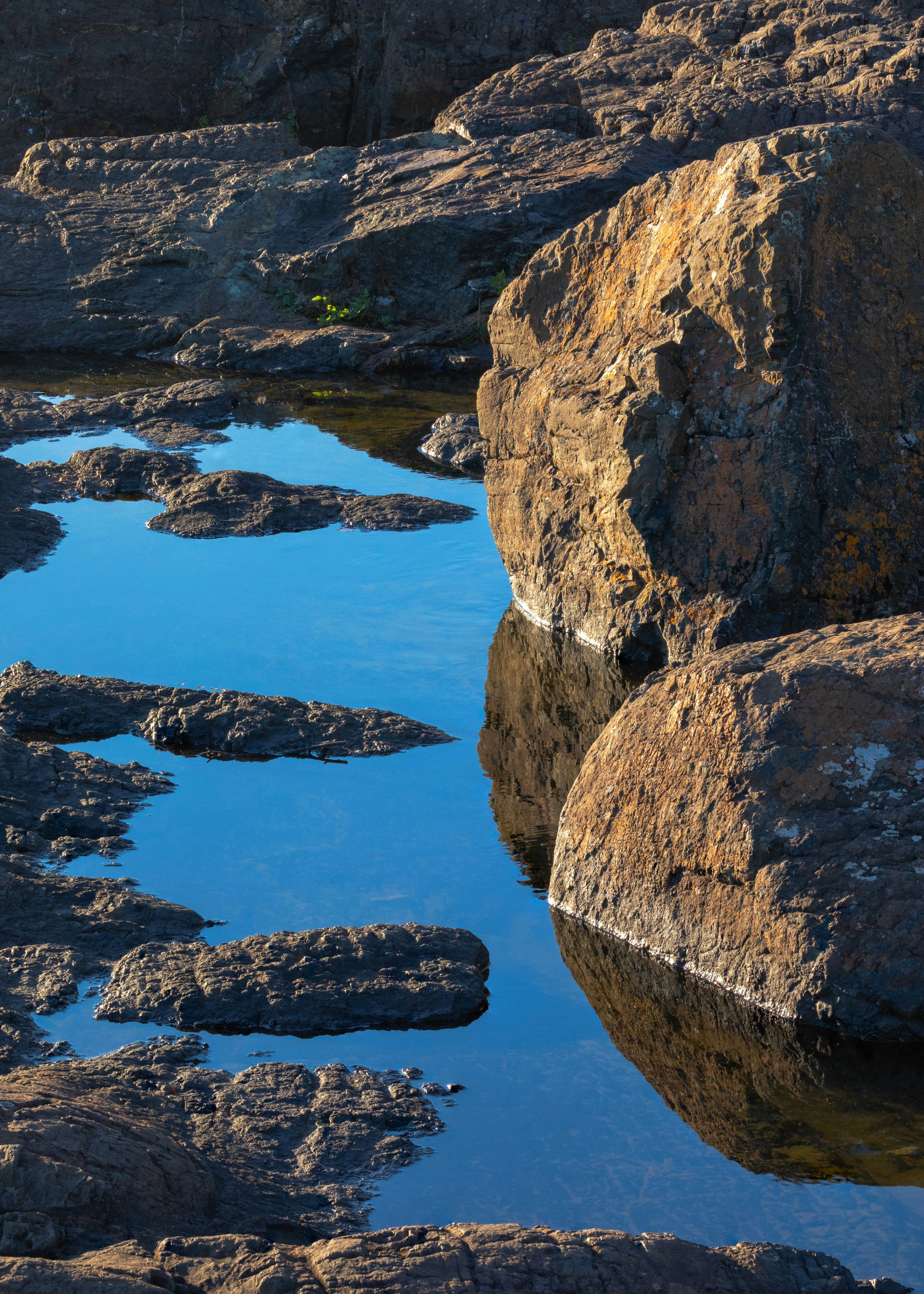 A small stream of water running between rocks photo – Free Presque isle ...